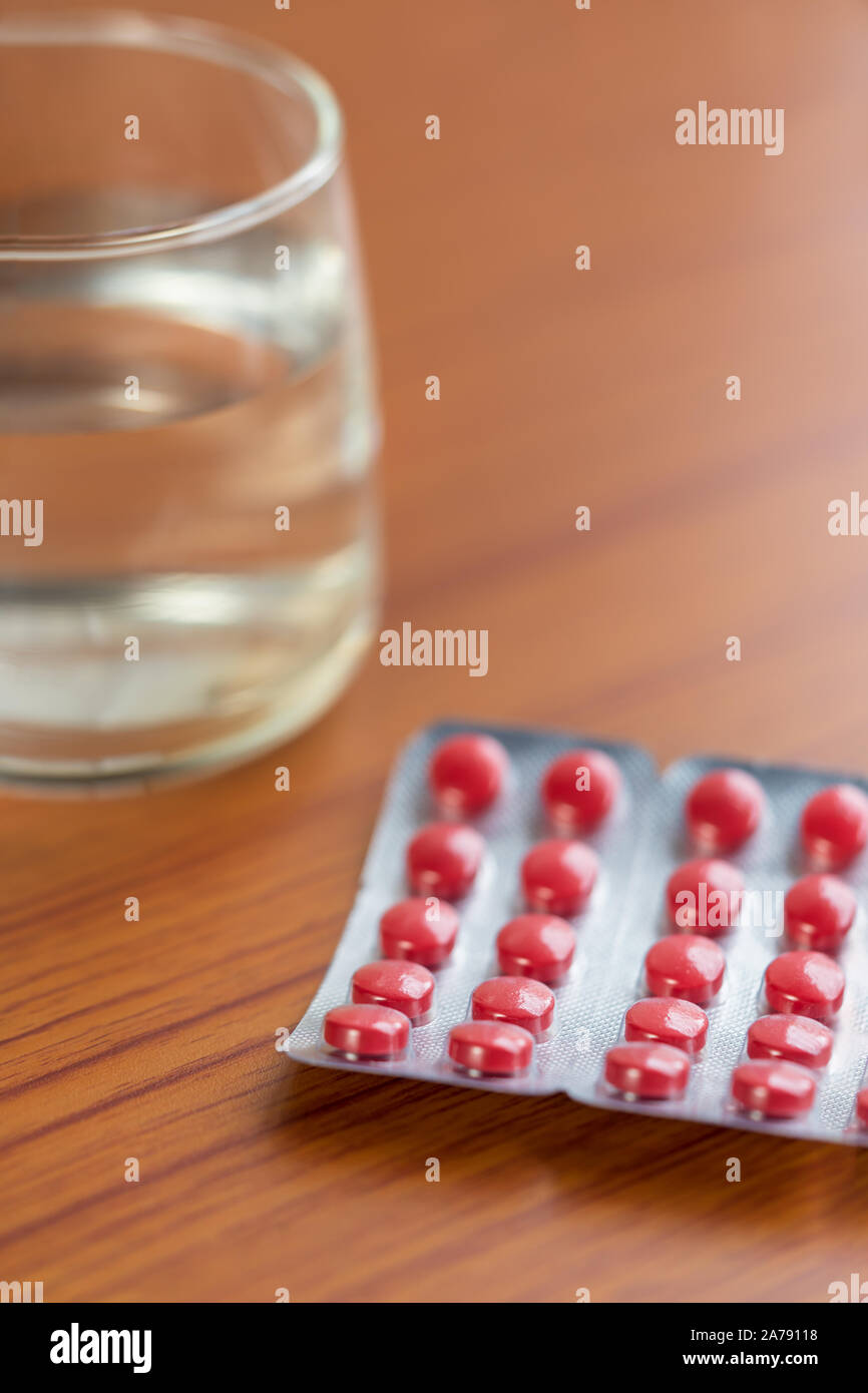 Glass of water and tablets hi-res stock photography and images - Alamy