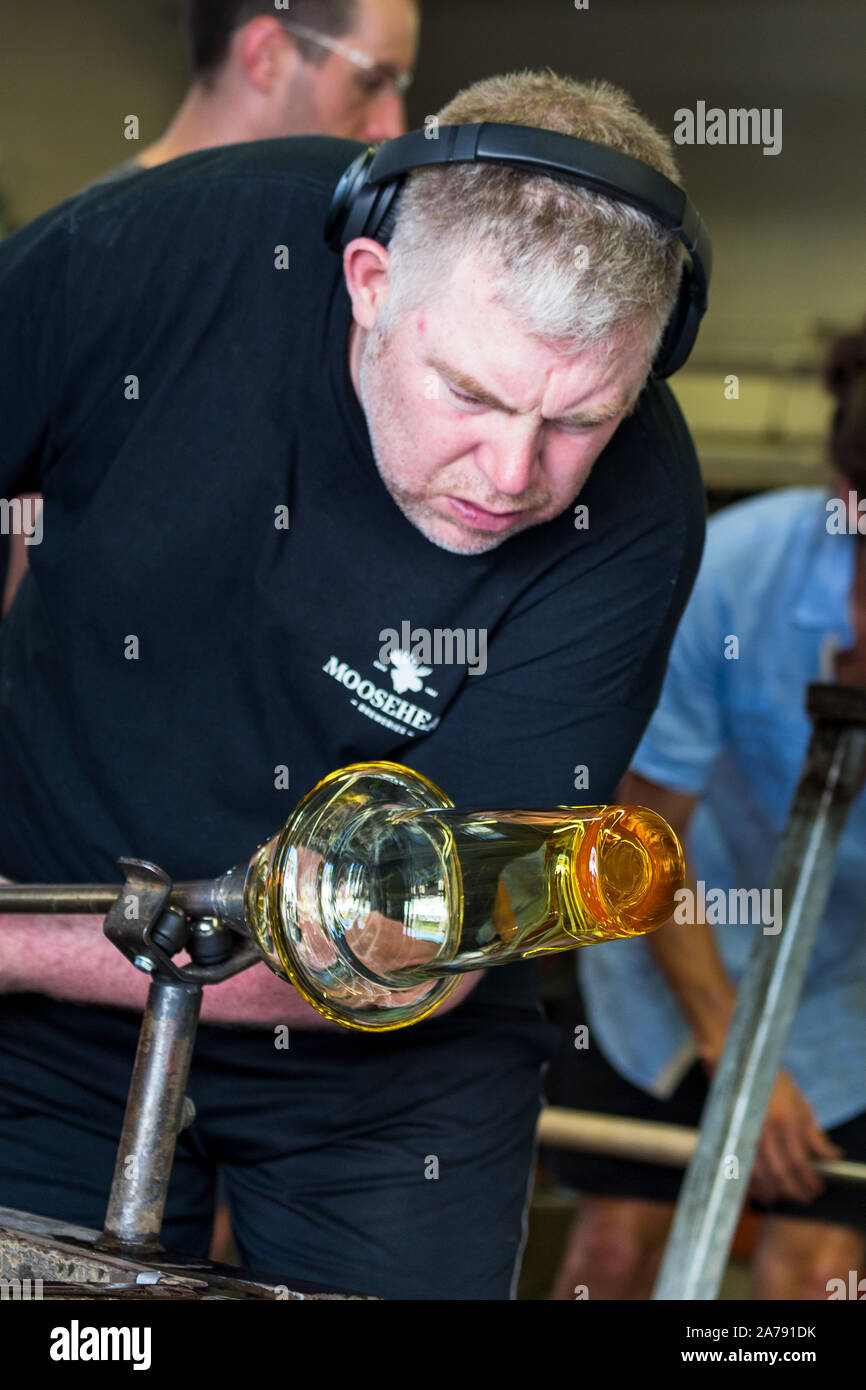 Glass worker with delicate hands hi-res stock photography and images ...