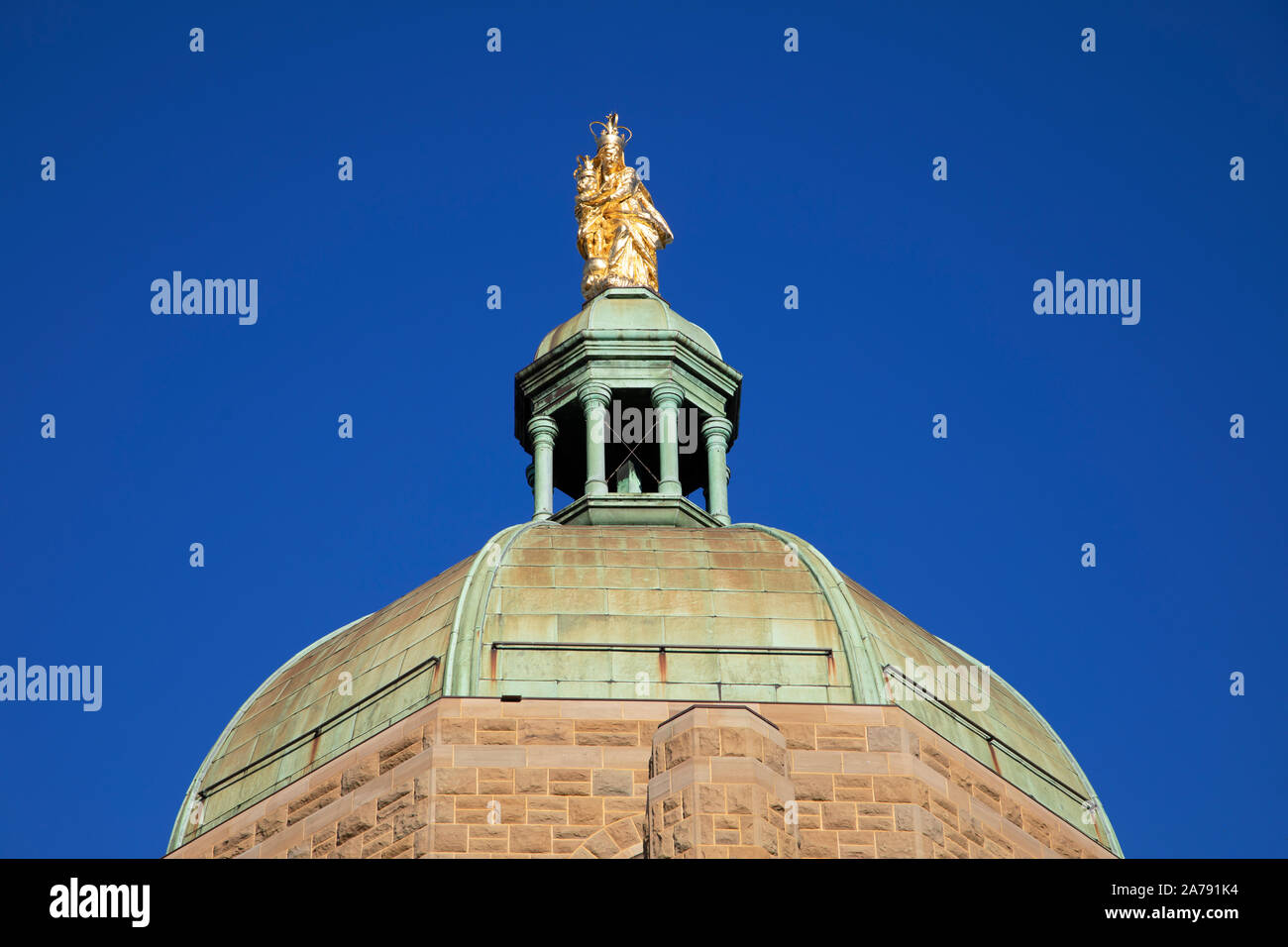 Golden Rooftop Statue High Resolution Stock Photography and Images - Alamy