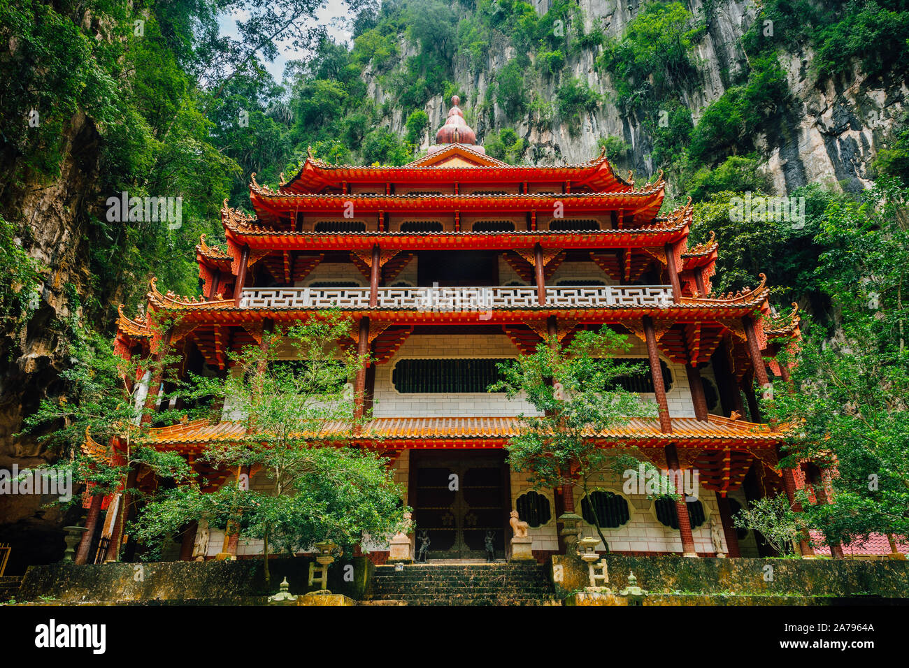 Sam poh tong cave temple hi-res stock photography and images - Alamy