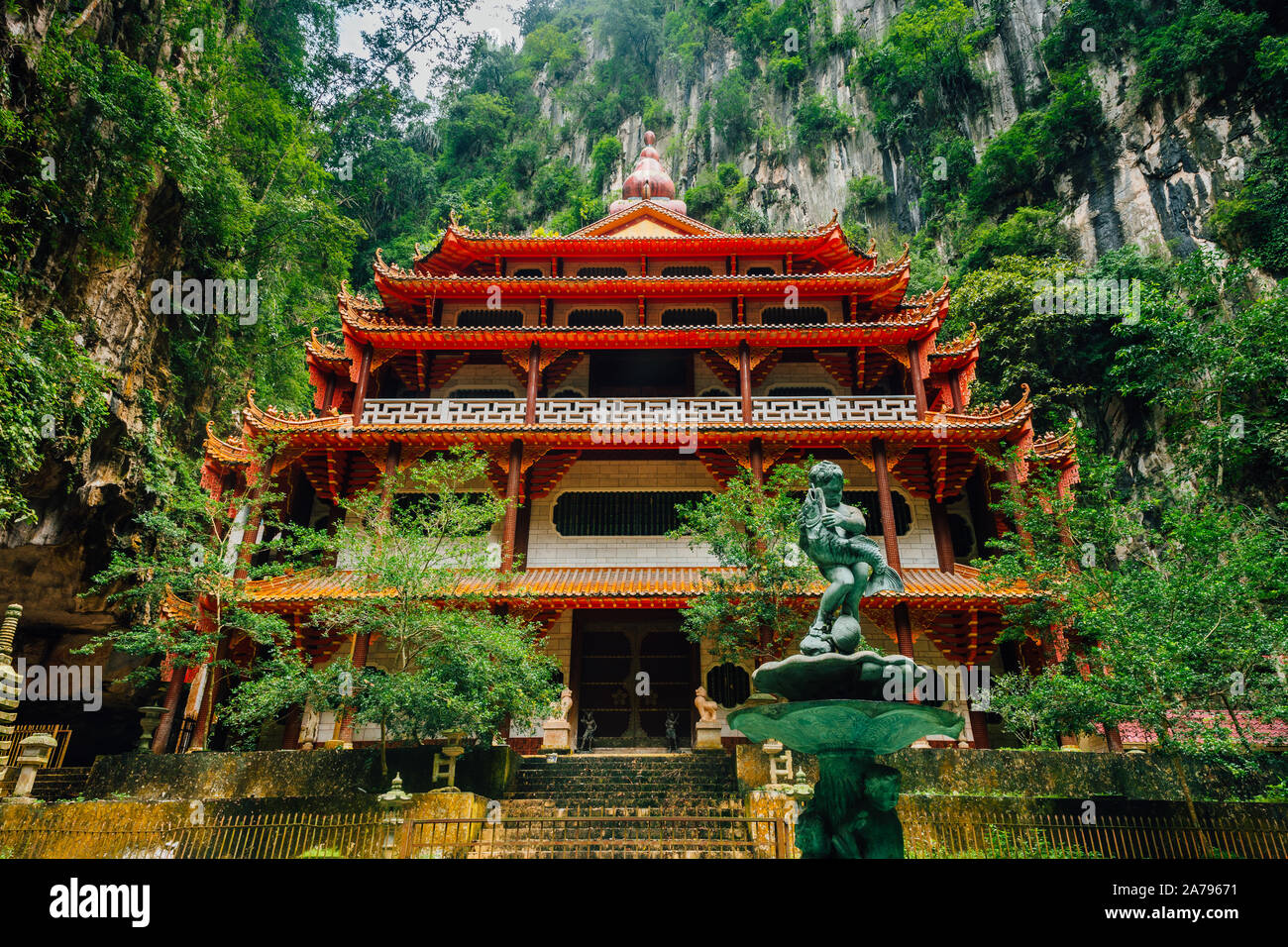 Sam poh tong cave temple hi-res stock photography and images - Alamy