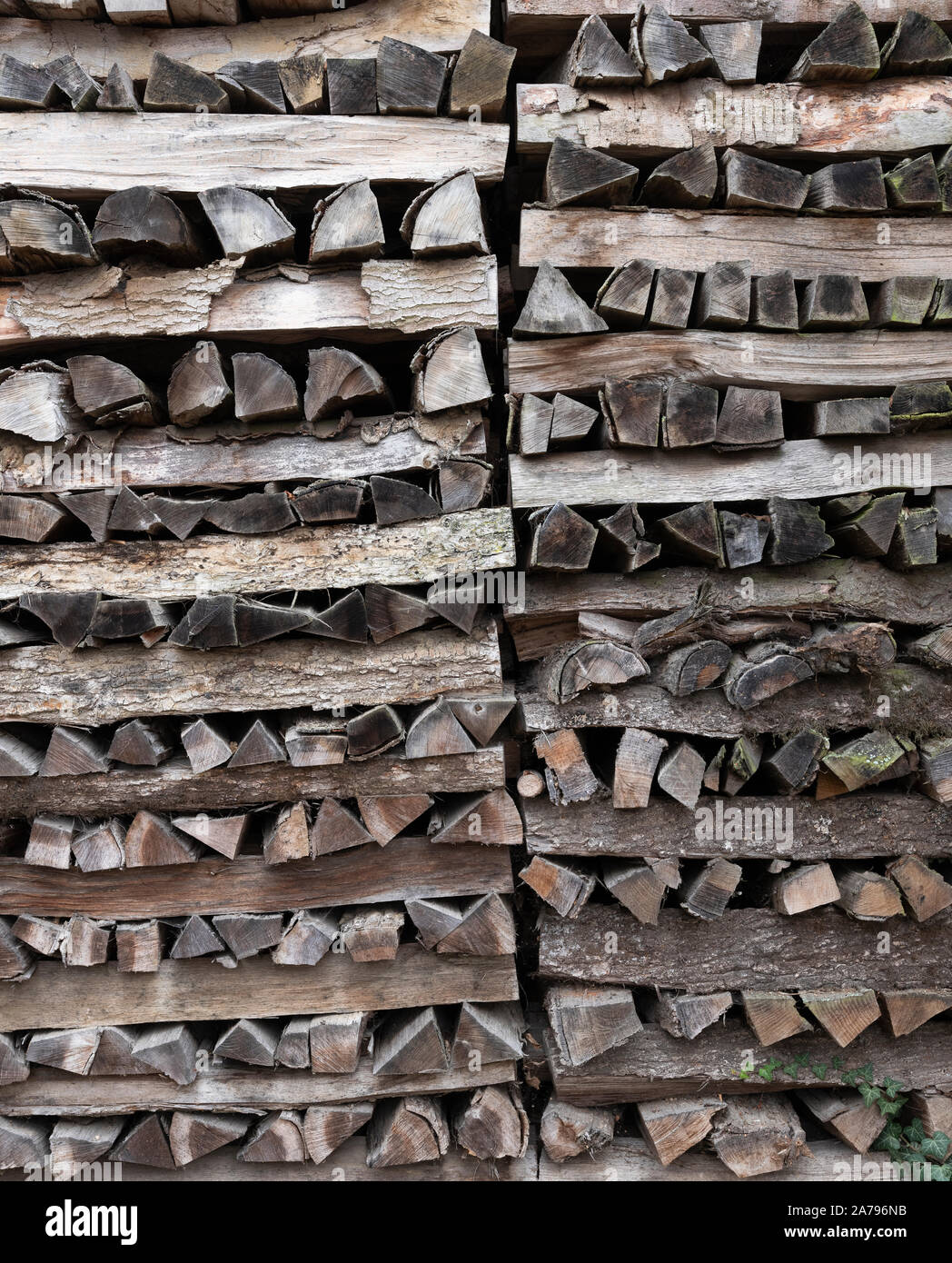 closeup of pile of firewood Stock Photo - Alamy