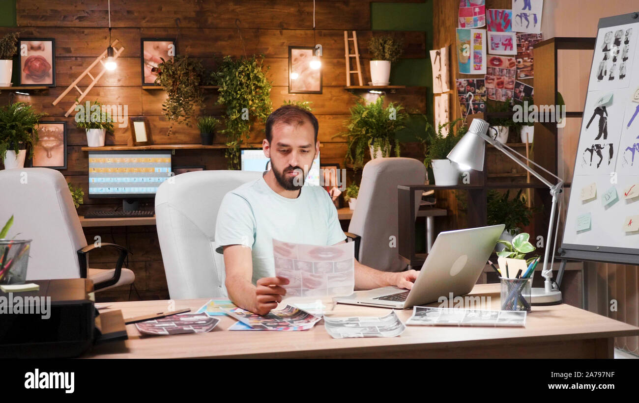 Man desk office sheets computer hi-res stock photography and images - Alamy