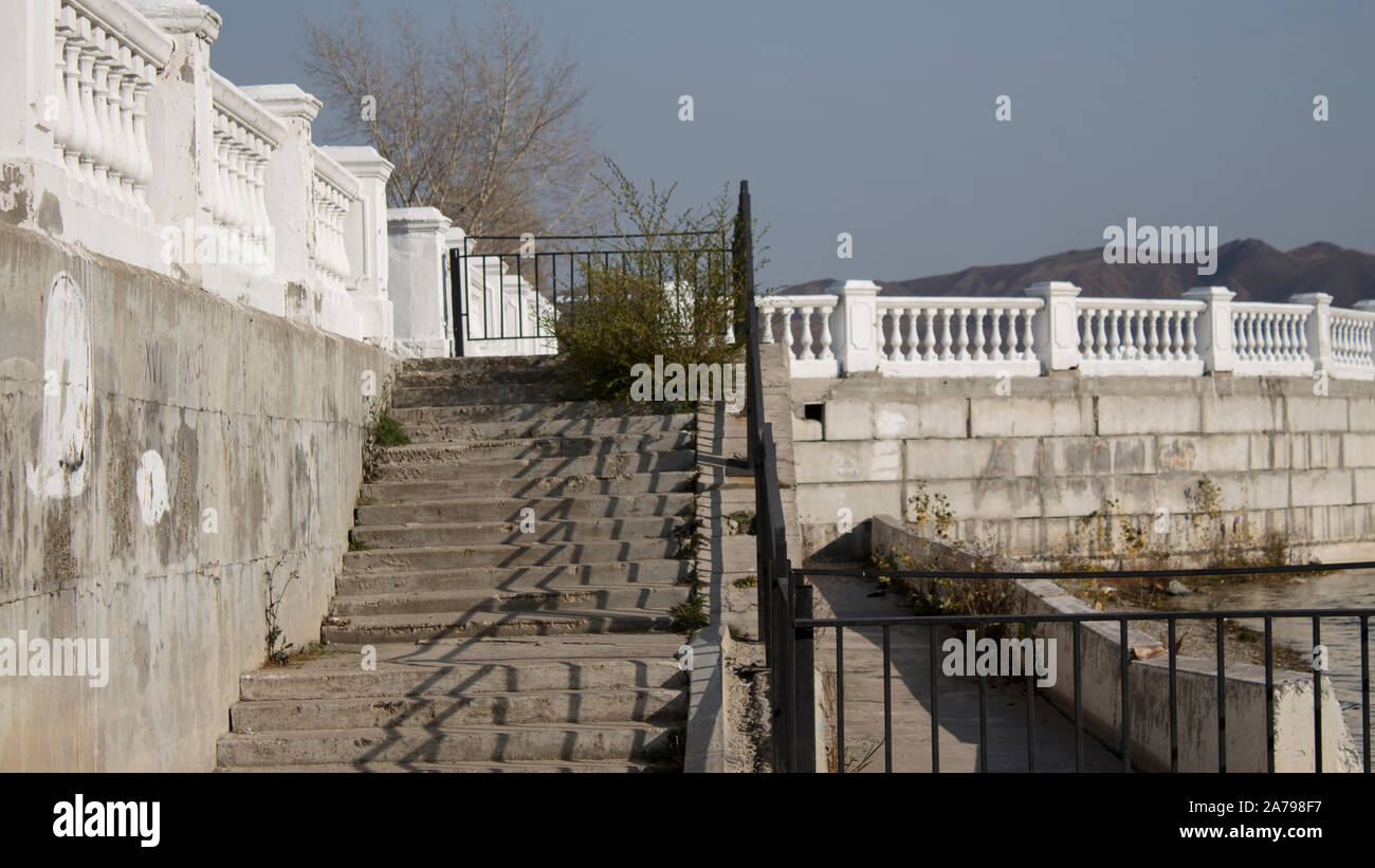 White parapet hi-res stock photography and images - Alamy