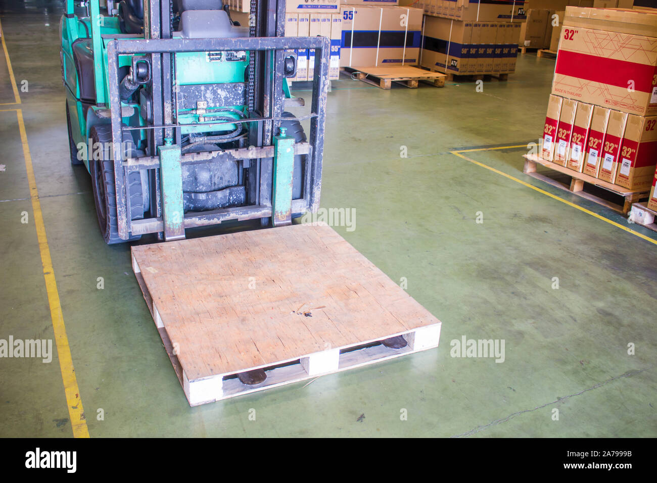 The forklift loading pallet and product cartons Stock Photo - Alamy