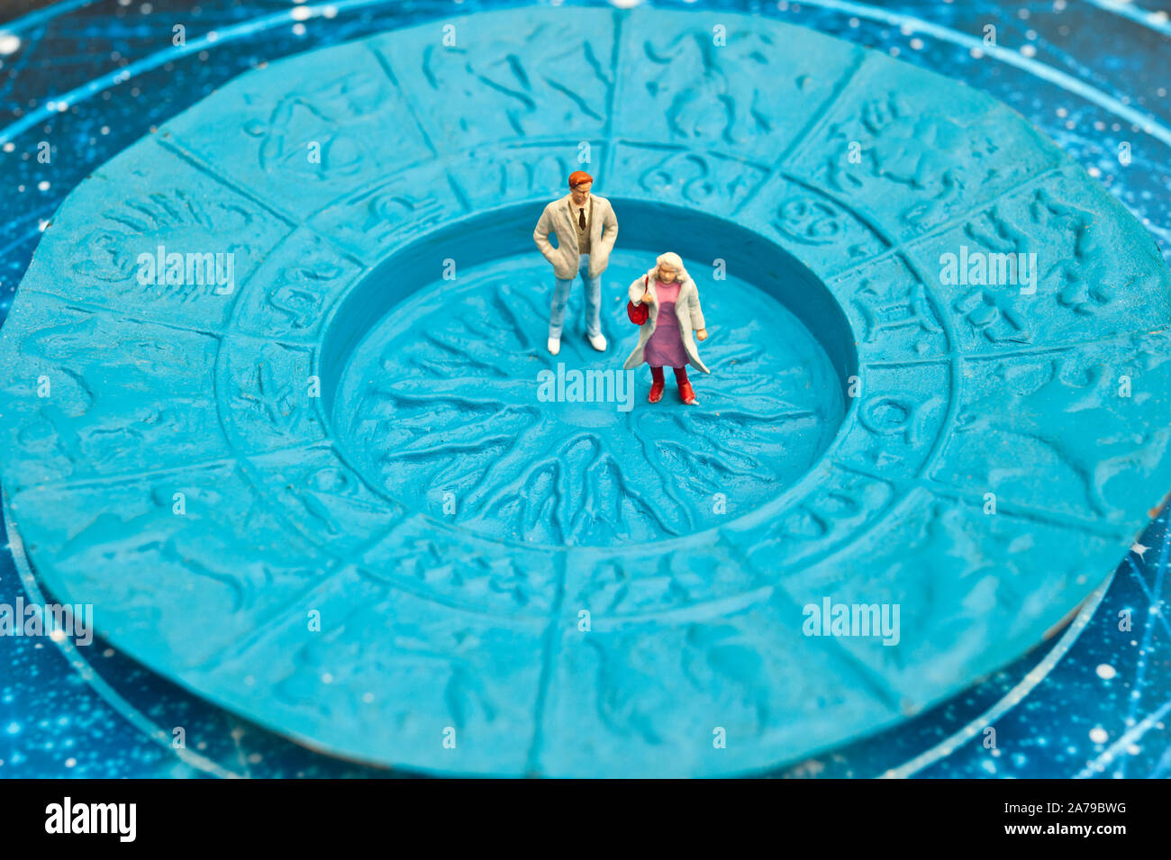 miniature figurines couple and astrology plate, horoscope for couples ...