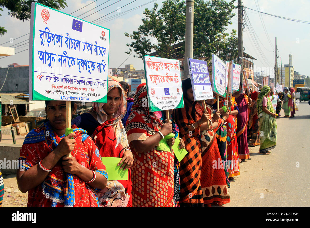 Bangladeshi Organization Citizen rights forum make a human chain ...
