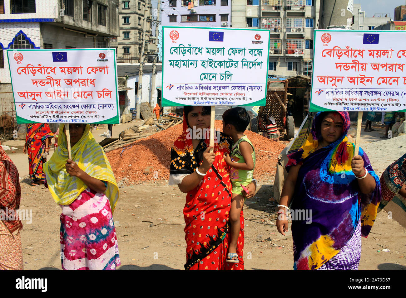 Bangladeshi Organization Citizen rights forum make a human chain ...
