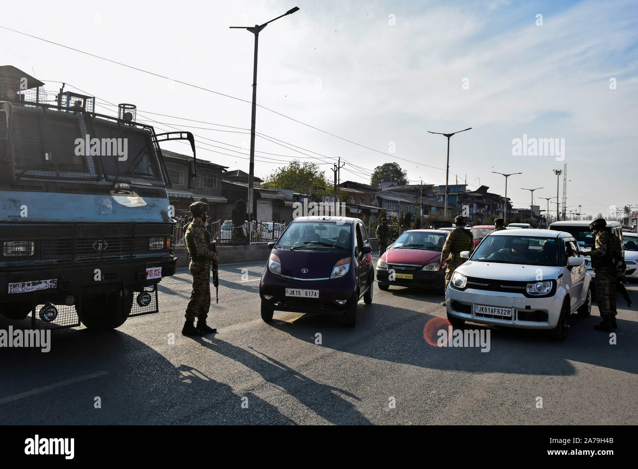 Srinagar, India. 31st Oct, 2019. Paramilitary troopers stop vehicles ...