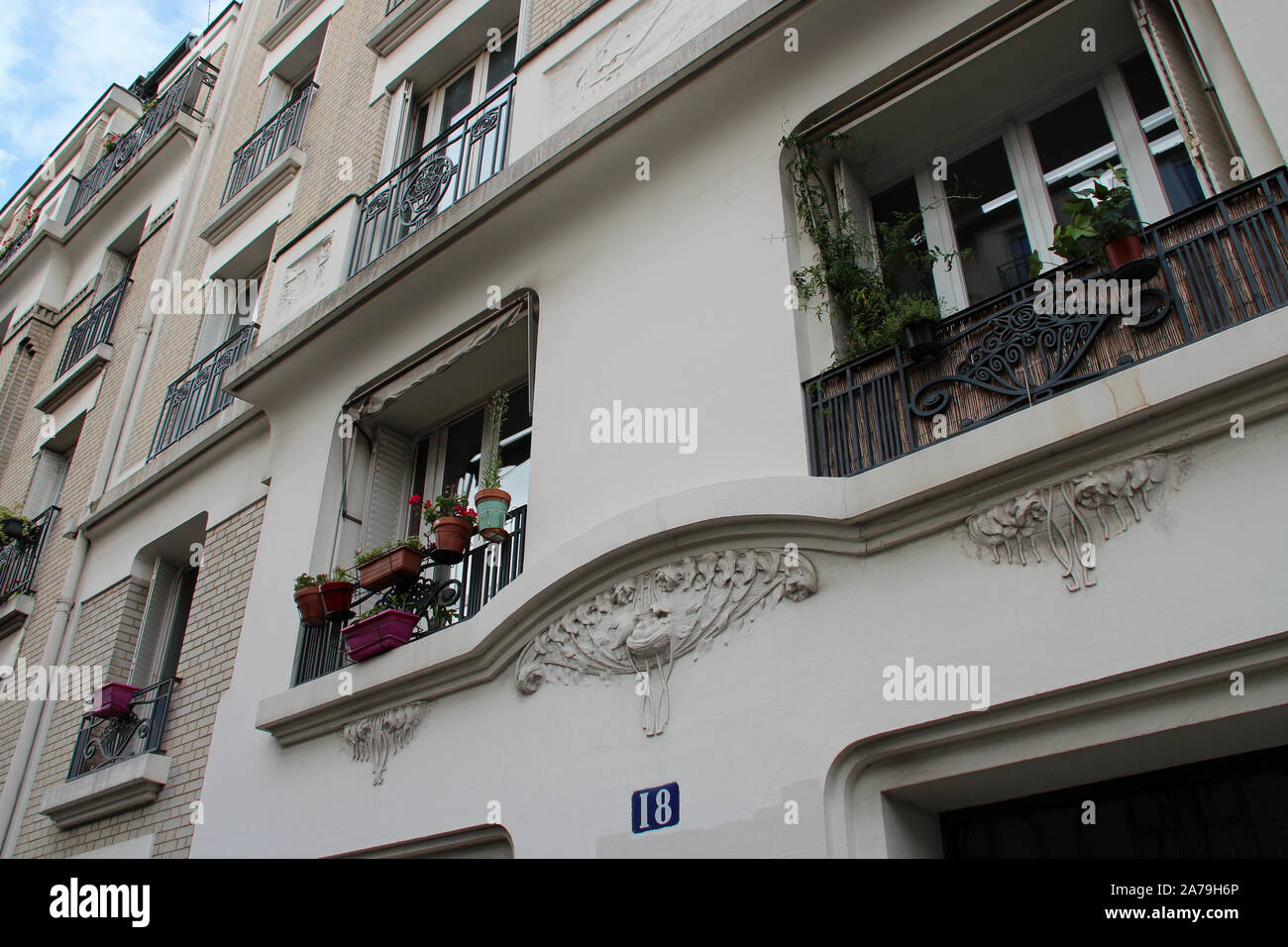 flat buildings in montmartre in Paris (France Stock Photo - Alamy