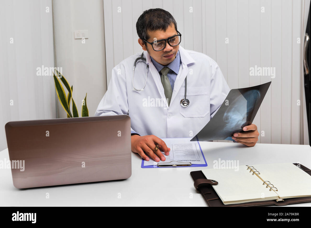 Doctor diagnose and analyze on x-ray film of patient Stock Photo - Alamy