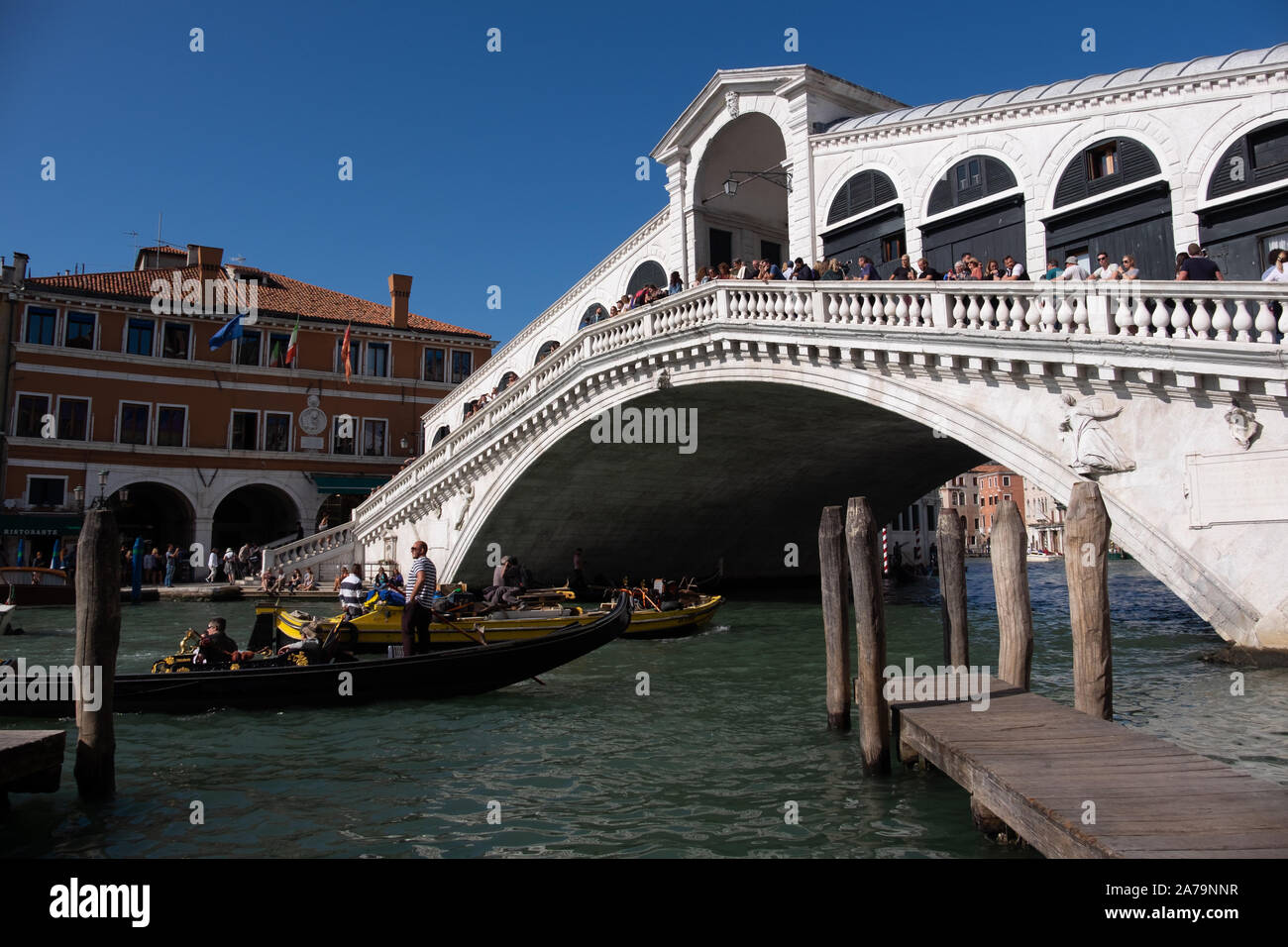 The amazing white landmark Rialto bridge of shops spanning the Grand ...