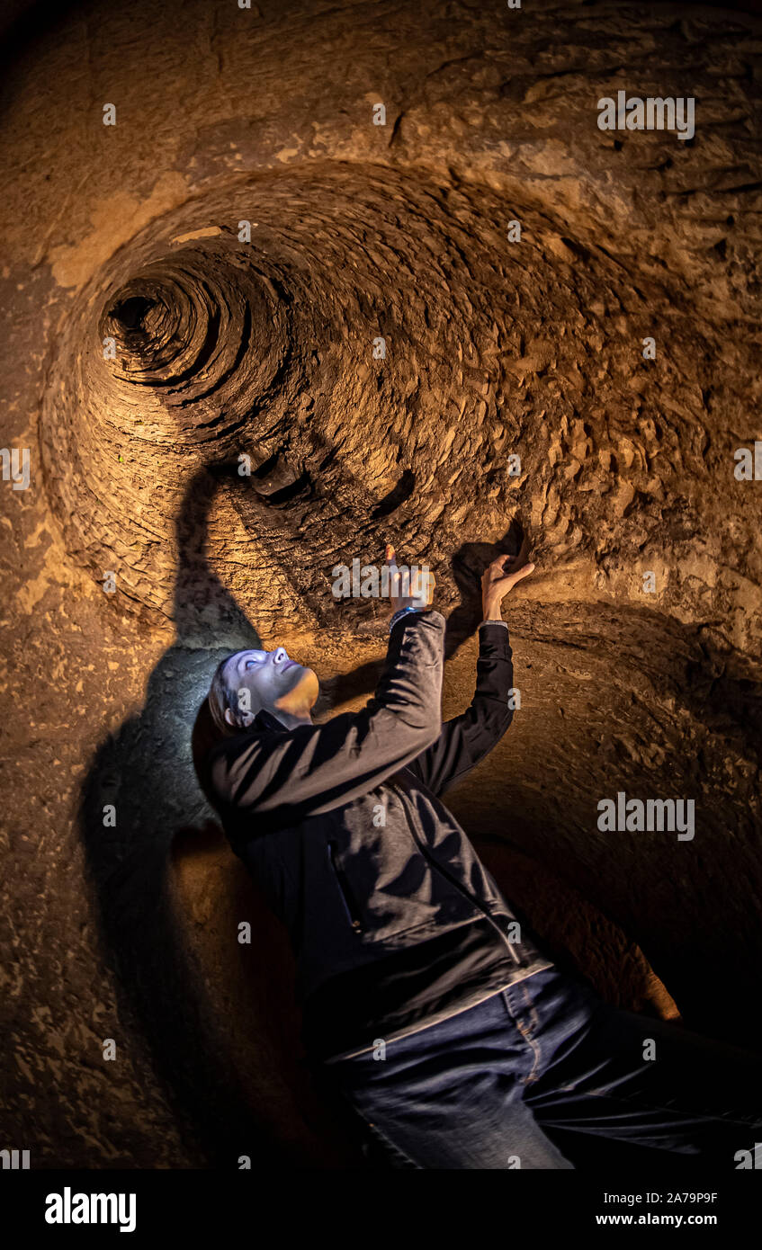Italy Marche Osimo Grotte del Cantinone camino e accesso pedonale la ...