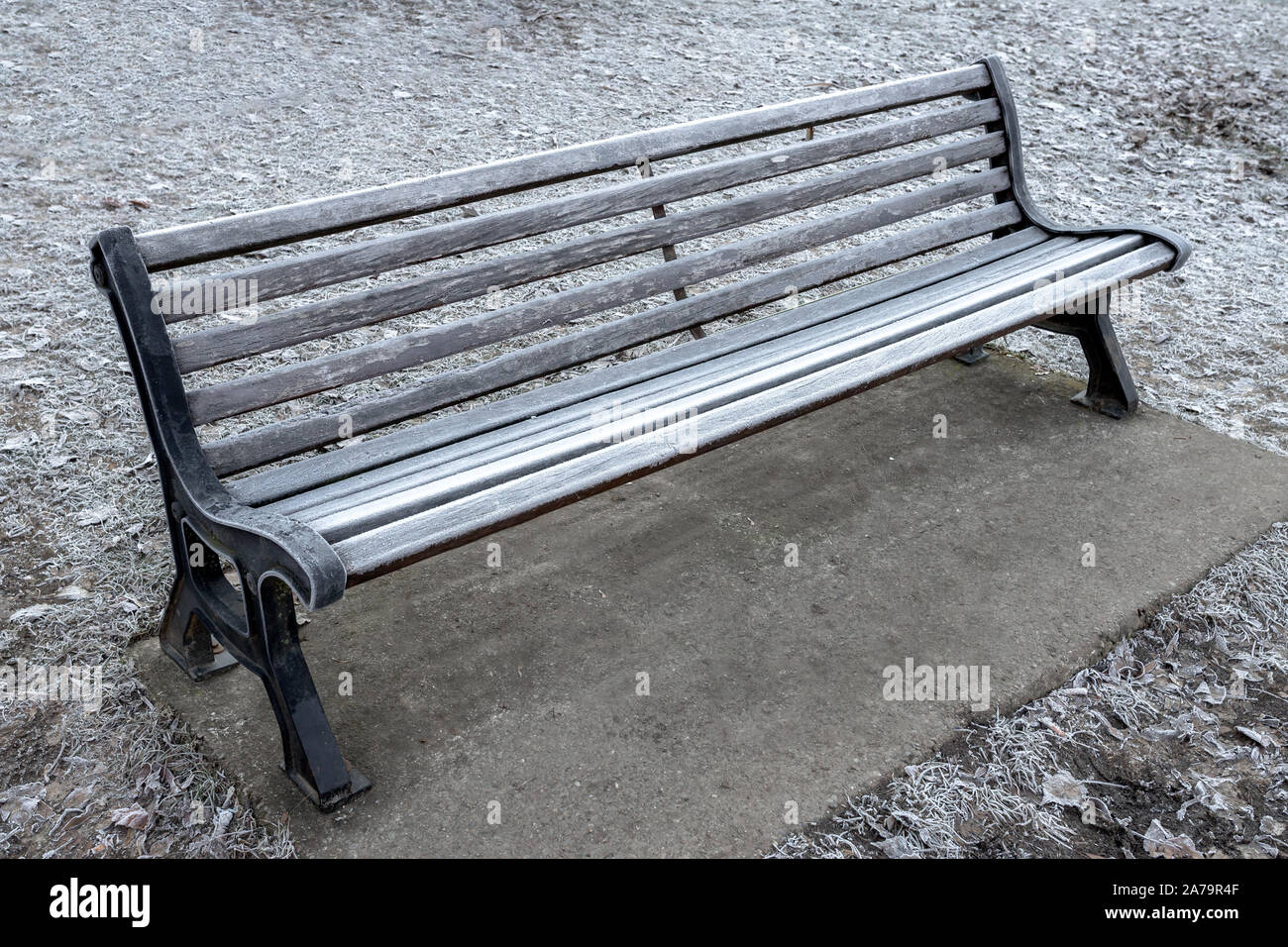 Empty park benches in cold weather hi-res stock photography and images ...