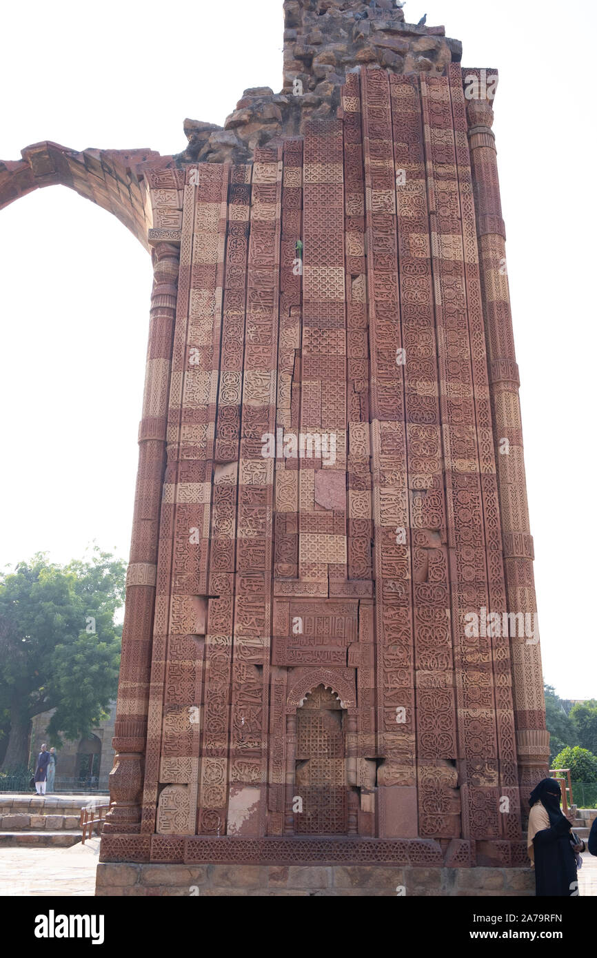Screen arches at the Qutub Minar complex Stock Photo - Alamy