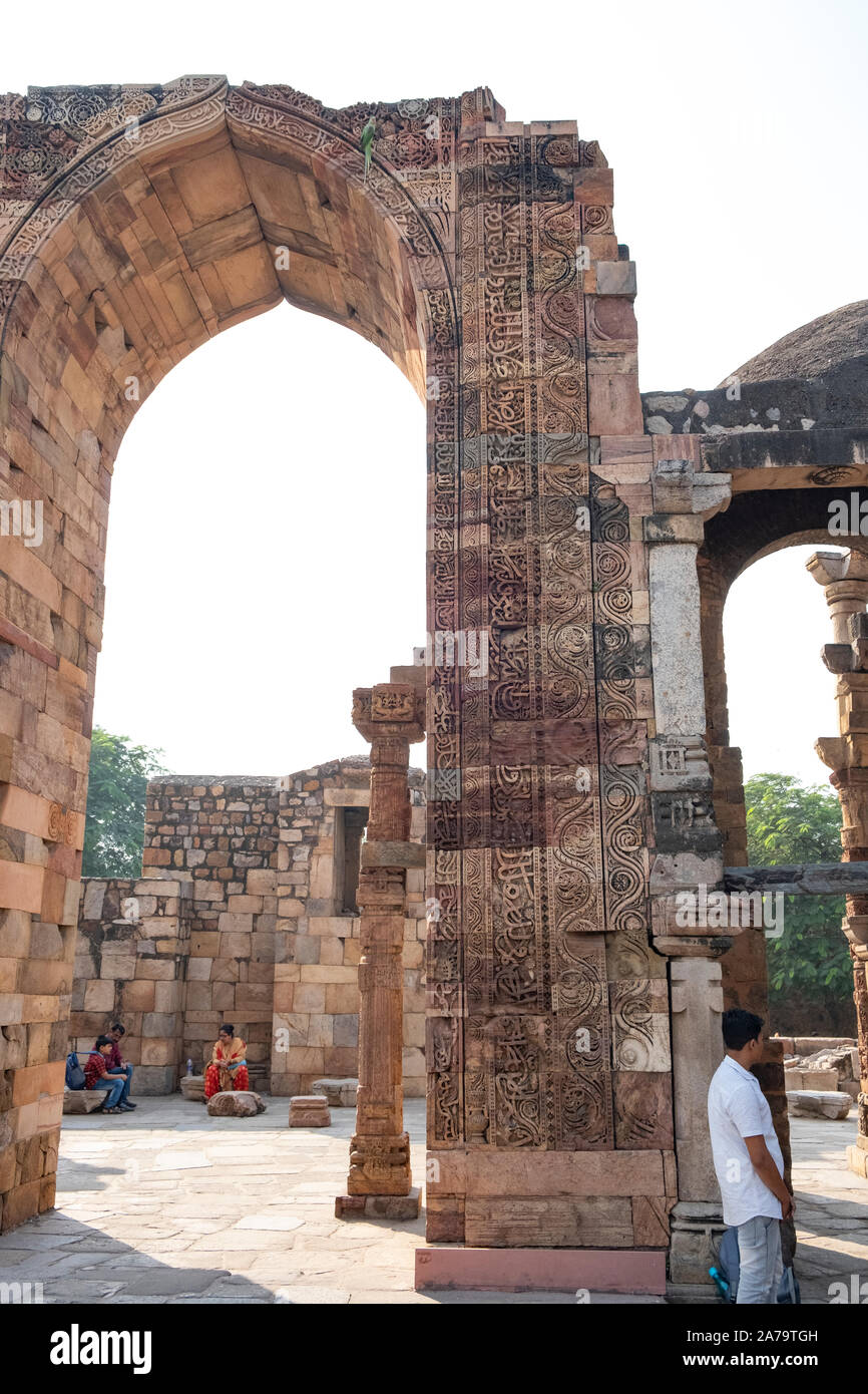 Screen arches at the Qutub Minar complex Stock Photo - Alamy