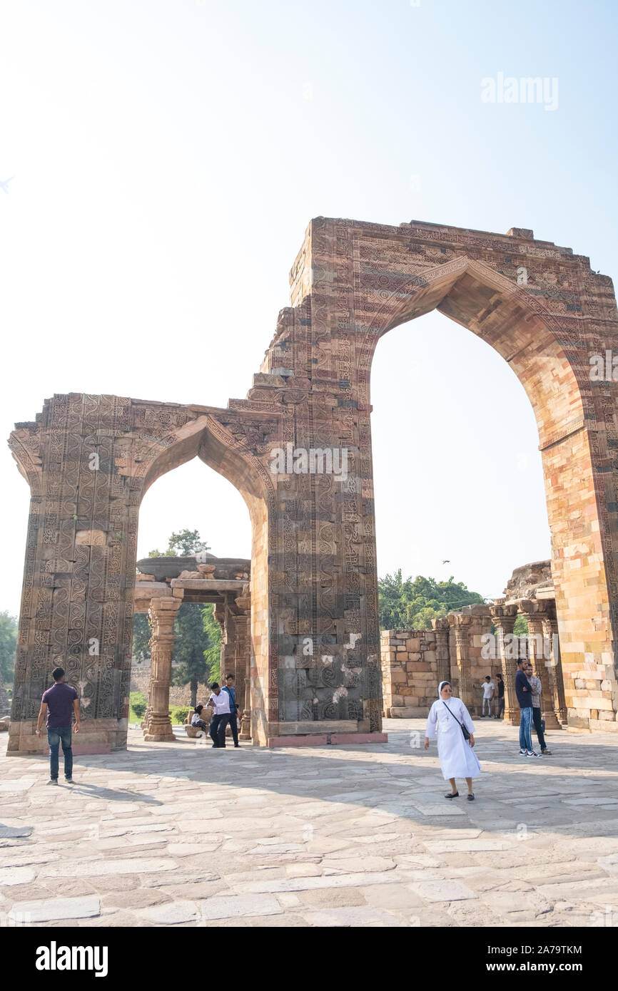 Screen arches at the Qutub Minar complex Stock Photo - Alamy
