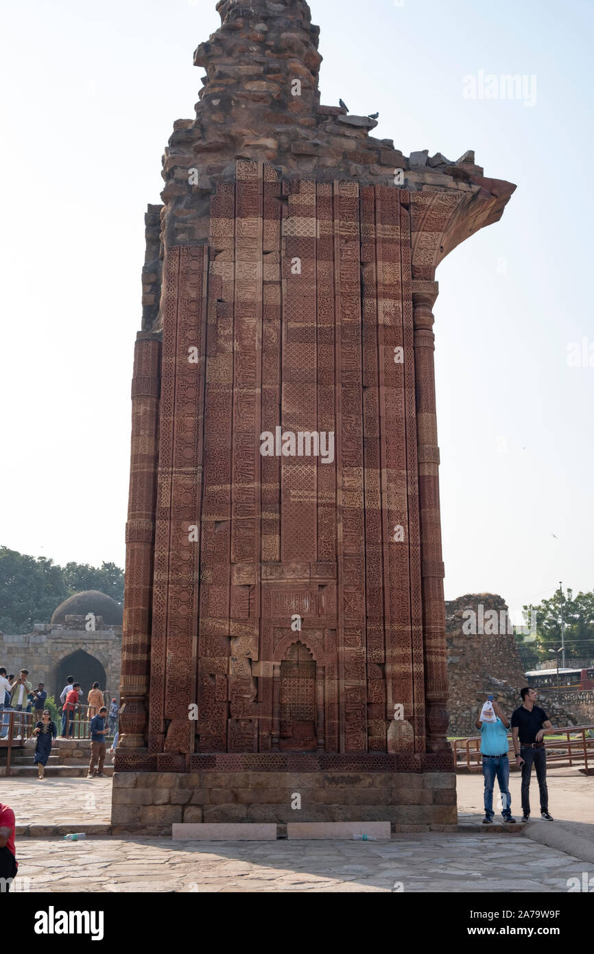 Screen arches at the Qutub Minar complex Stock Photo - Alamy
