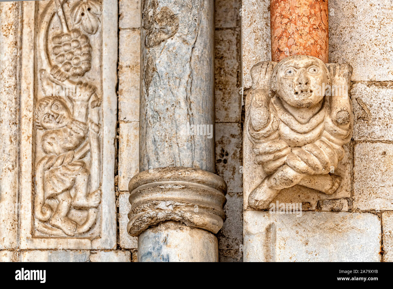 Portico romanico hi-res stock photography and images - Alamy