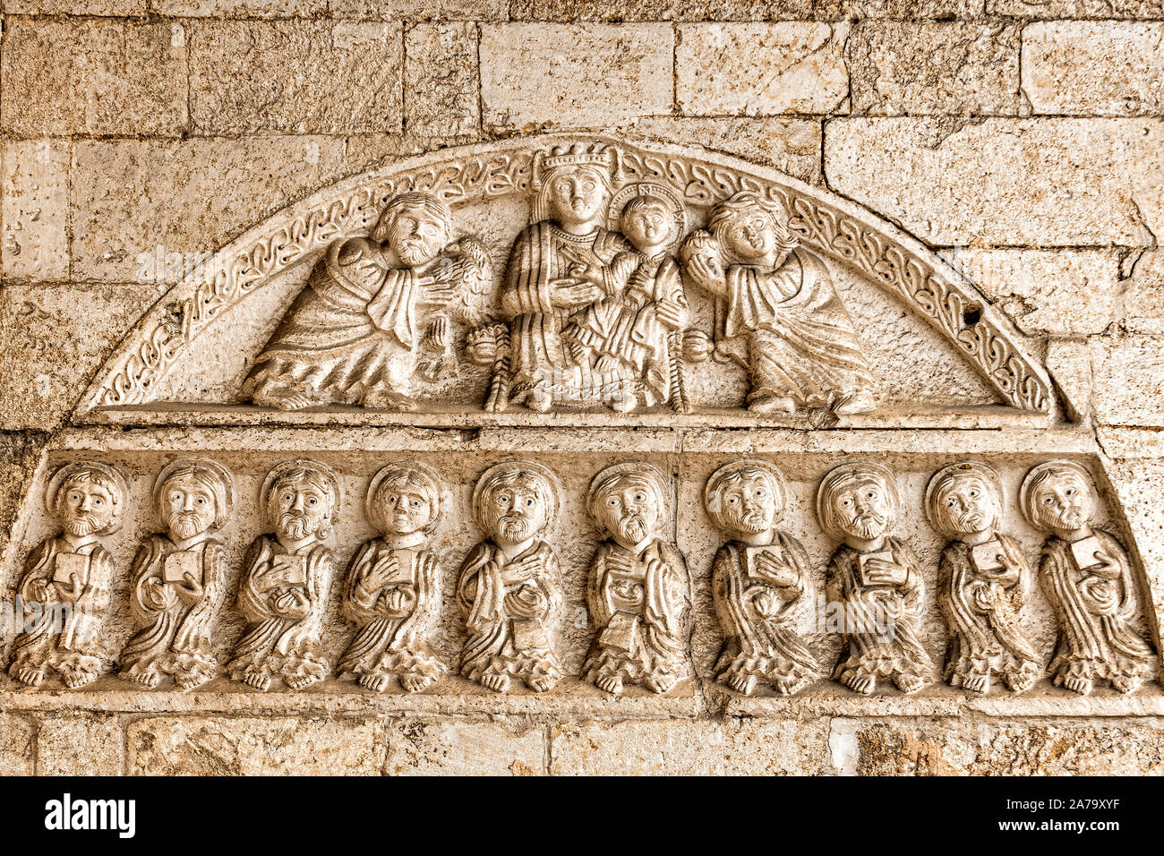 Portico romanico hi-res stock photography and images - Alamy
