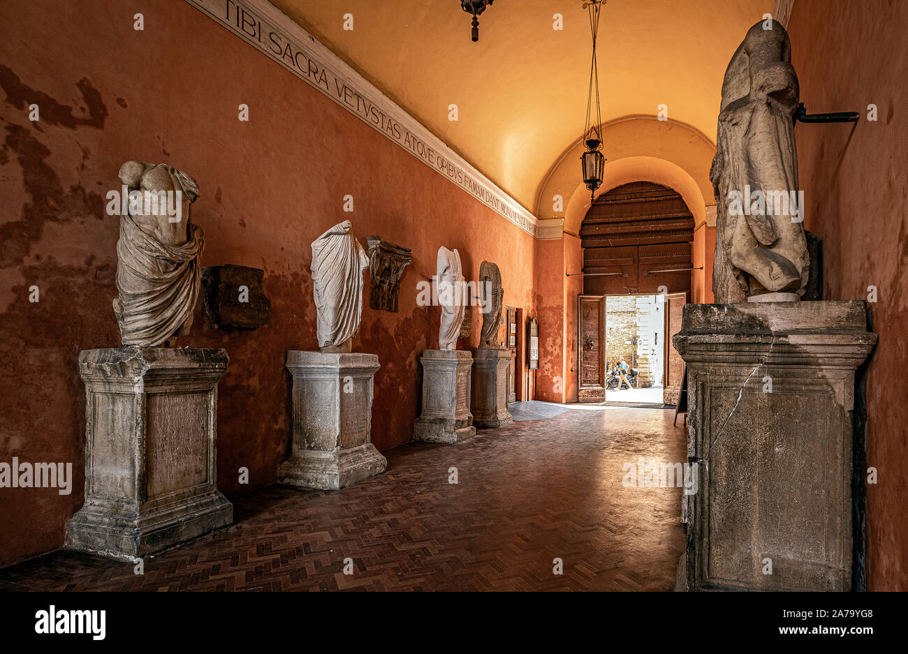 Italia Marche Osimo Palazzo Comunale atrio statue senza testa romane ...