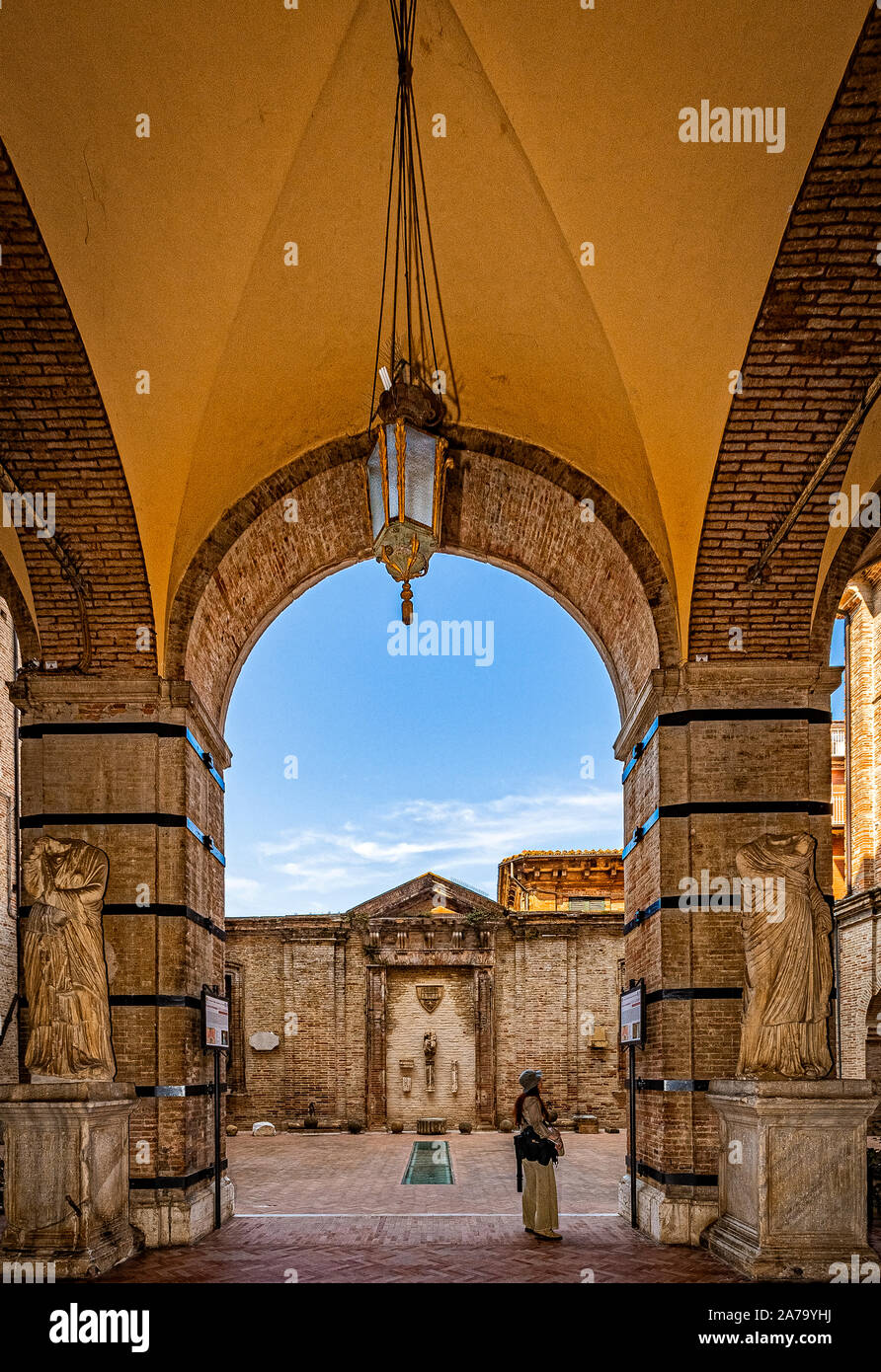 Italia Marche Osimo Palazzo Comunale atrio statue senza testa romane ...
