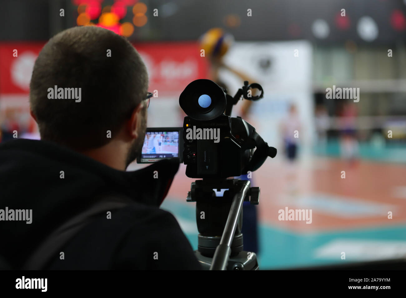 professional cameraman filming sport Stock Photo - Alamy