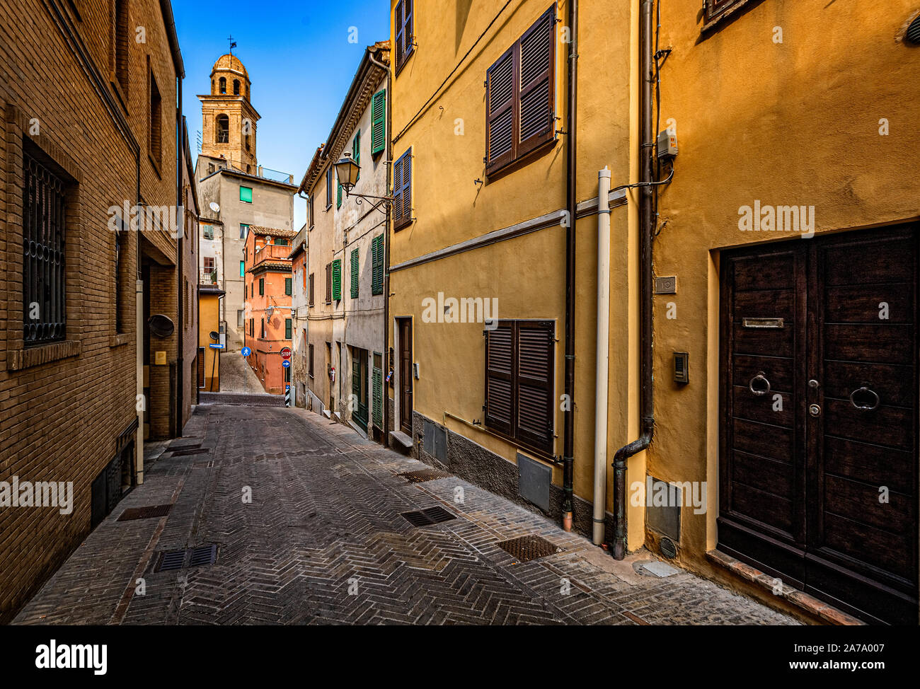 Italia Marche Osimo scorcio con chiesa di San Marco | Italy Marche ...