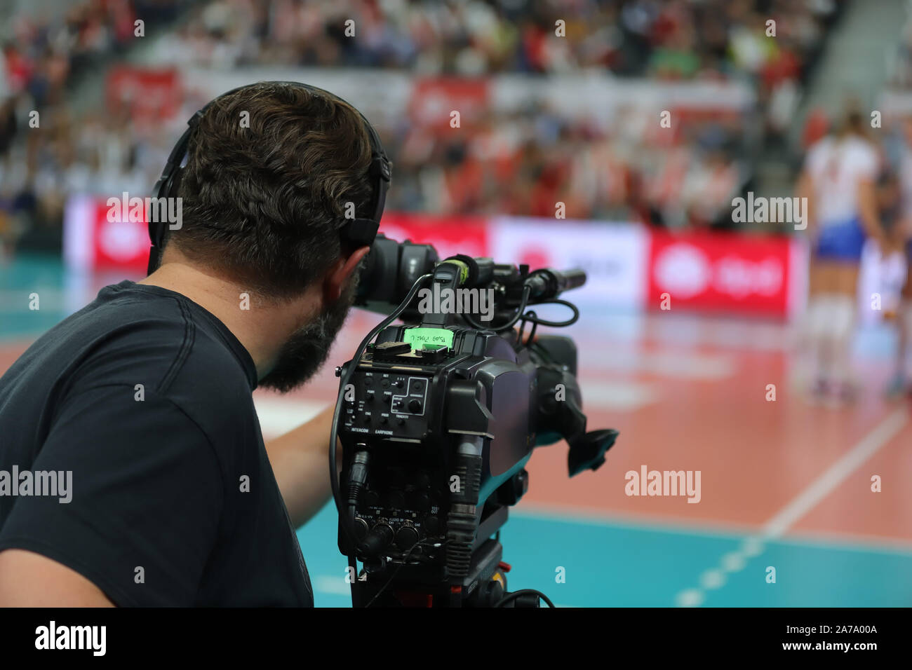 professional cameraman filming sport Stock Photo - Alamy