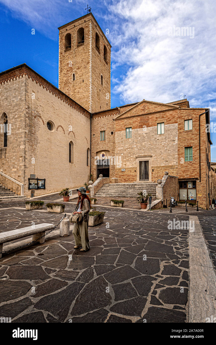 Italia Marche Osimo Piazza Duomo Cattedrale di San Leopardo e ...