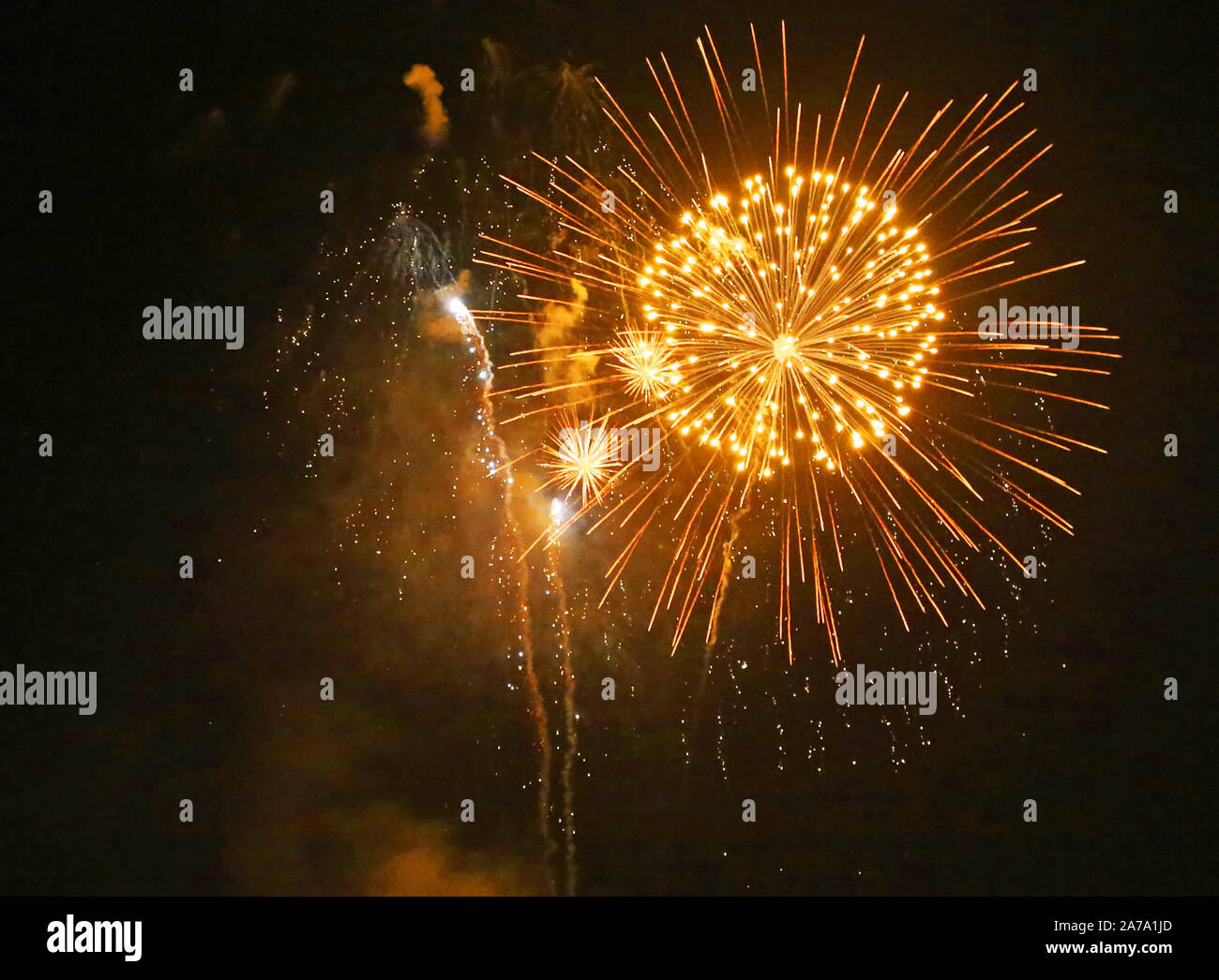 Yellow fireworks hi-res stock photography and images - Alamy