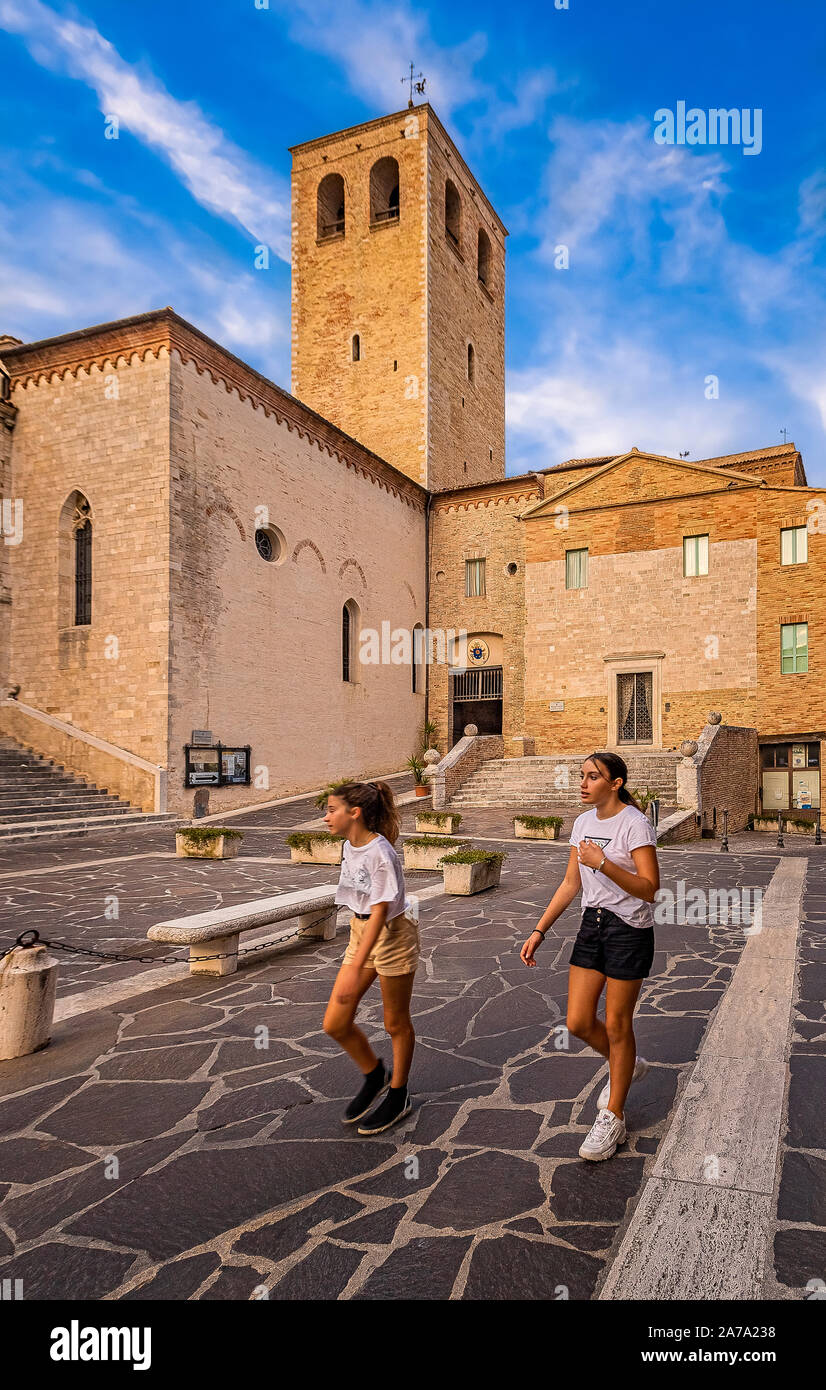 Italia Marche Osimo piazza duomo con cattedrale e battistero|Italy ...