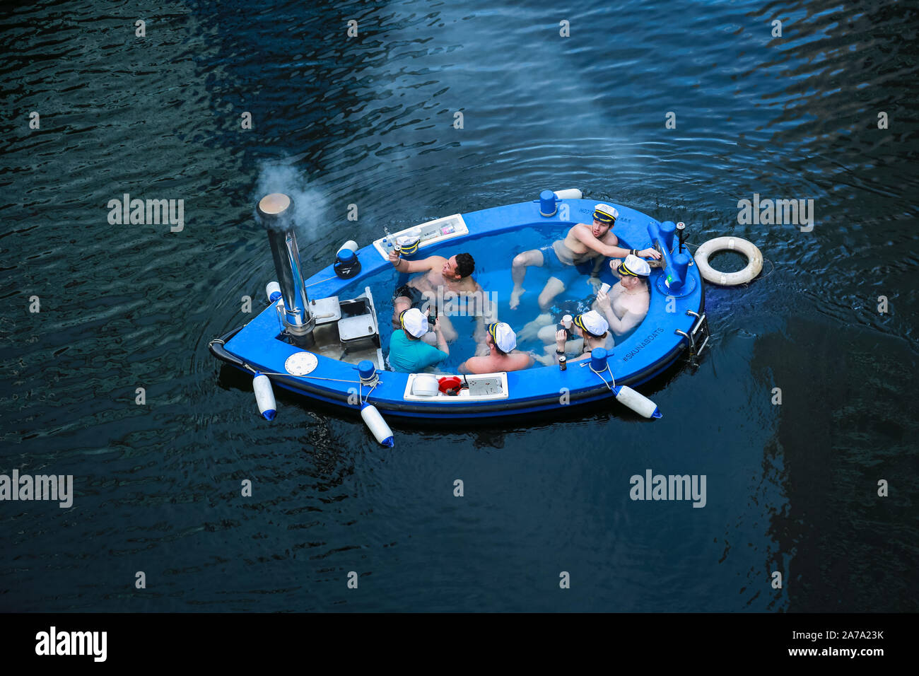 London hot tub boat hi-res stock photography and images - Alamy