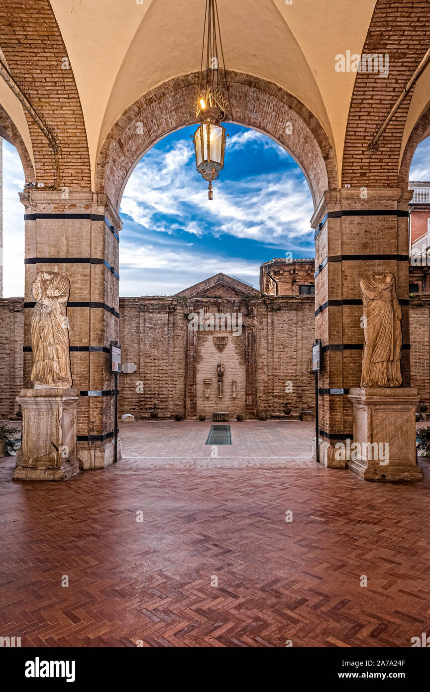 Statue romane hi-res stock photography and images - Alamy