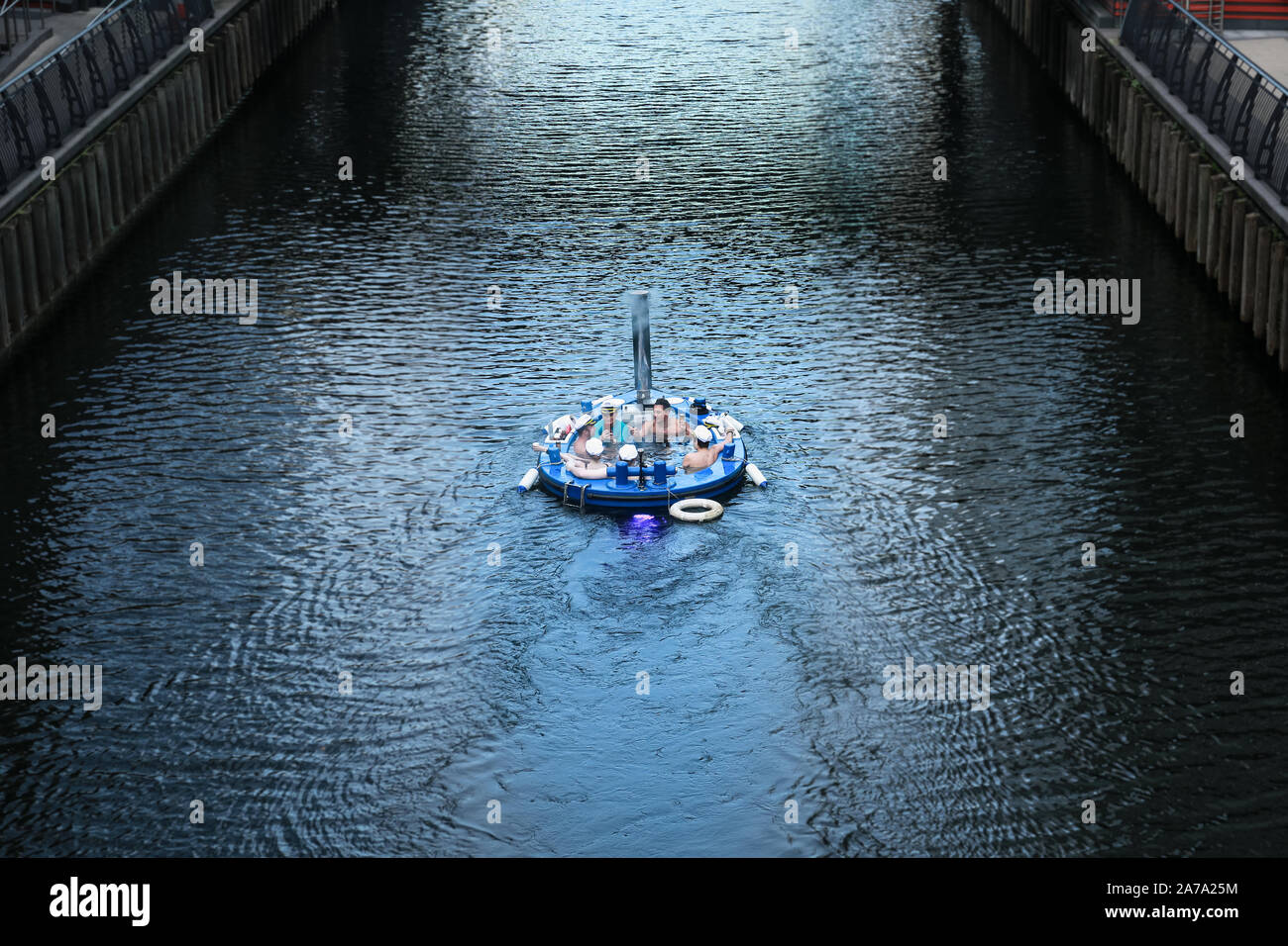 London hot tub boat hi-res stock photography and images - Alamy