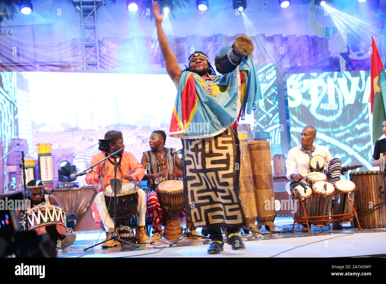 African drummer hi-res stock photography and images - Alamy