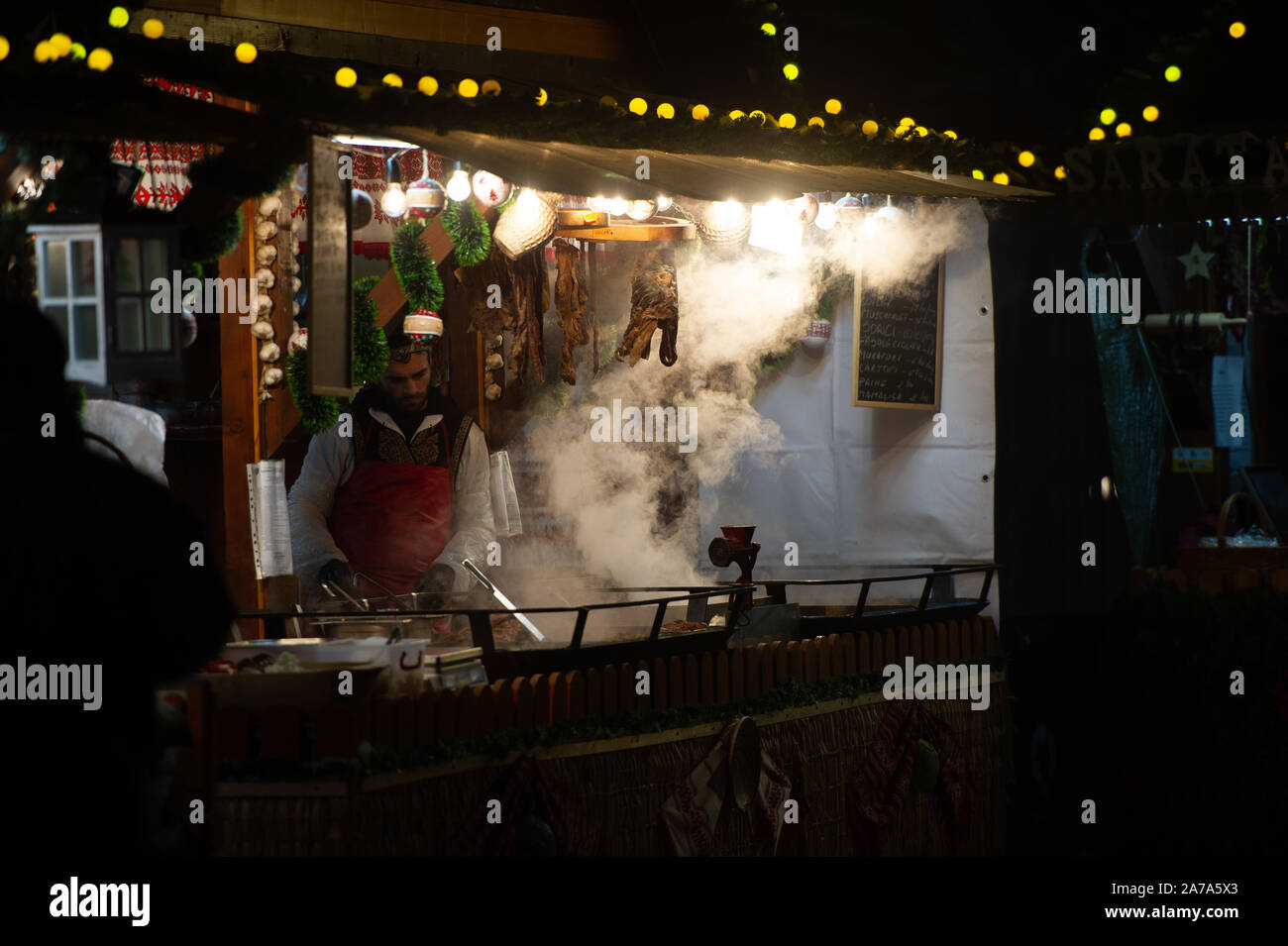 Bucharest christmas market at night hi-res stock photography and images ...