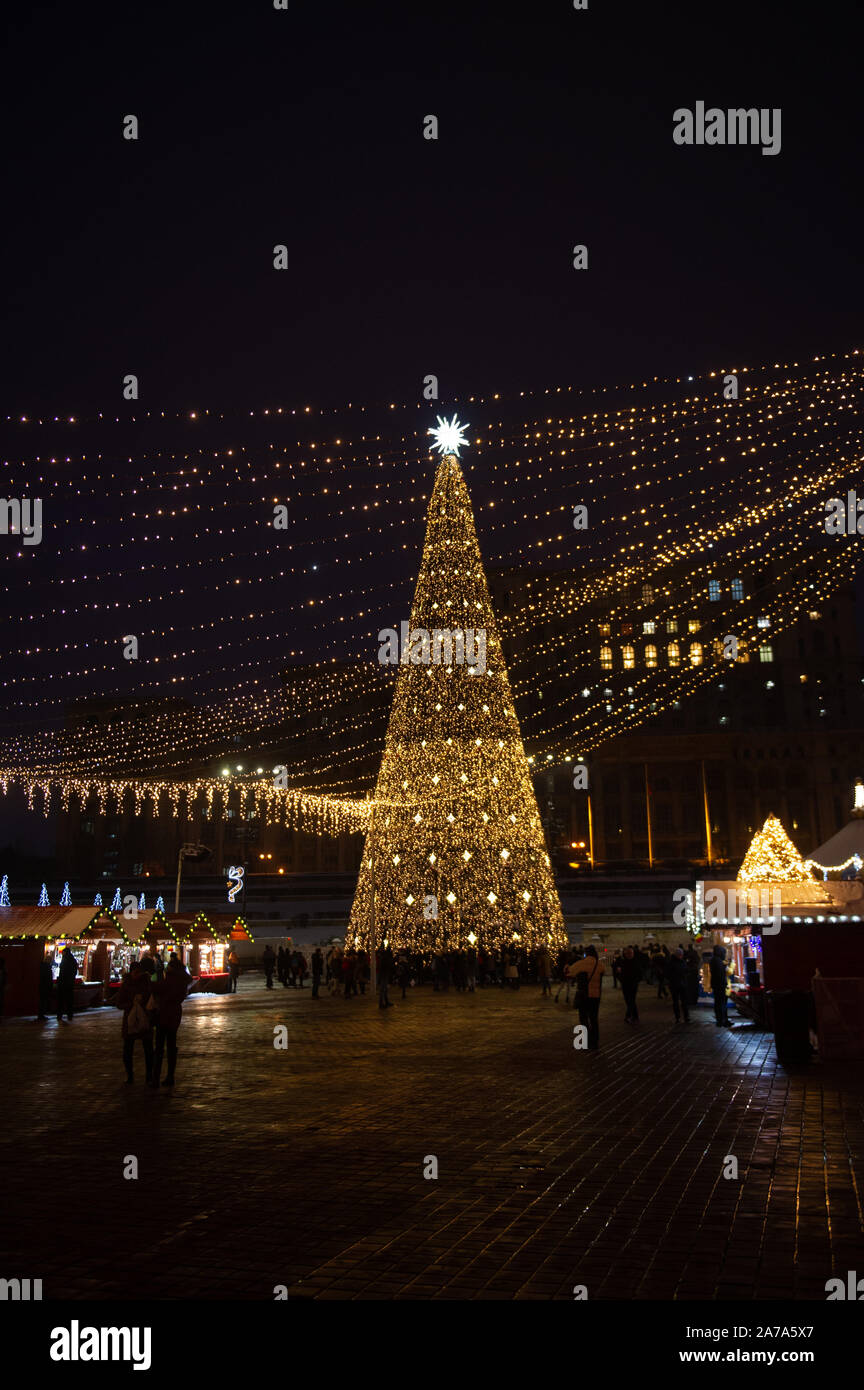 Bucharest christmas market at night hi-res stock photography and images ...