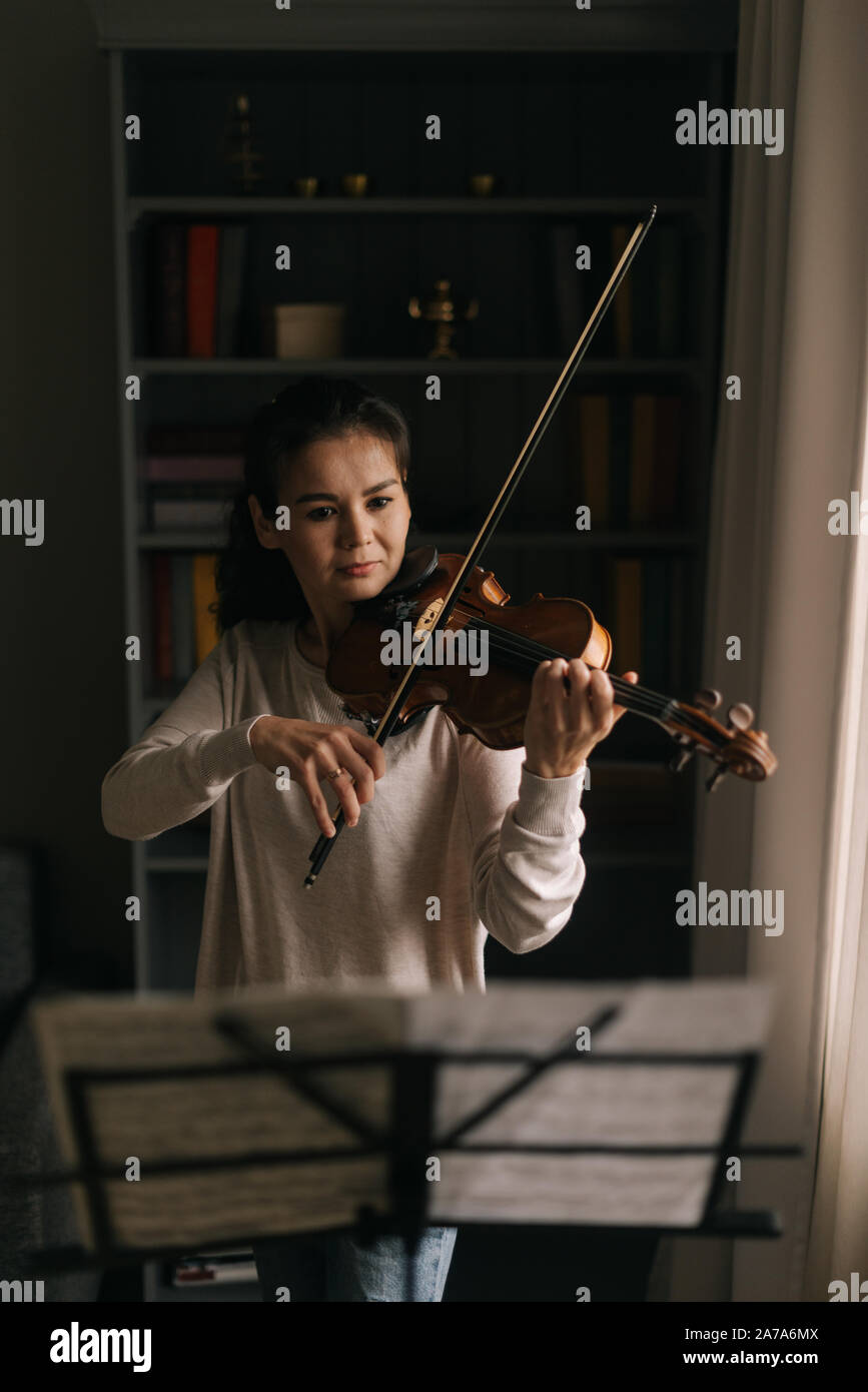 Female asian violinist hi-res stock photography and images - Alamy