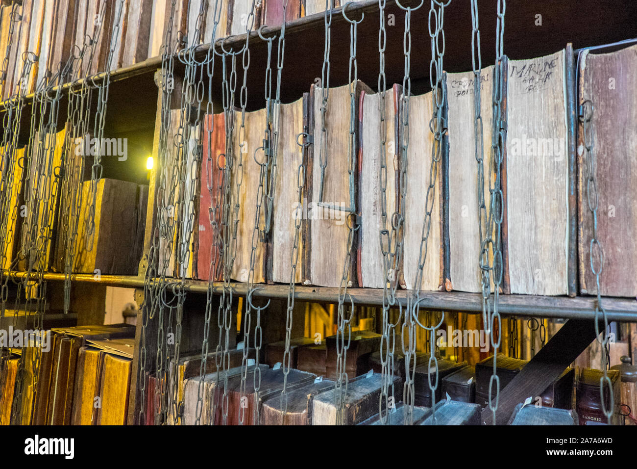 Chained books in hereford library hi-res stock photography and images ...