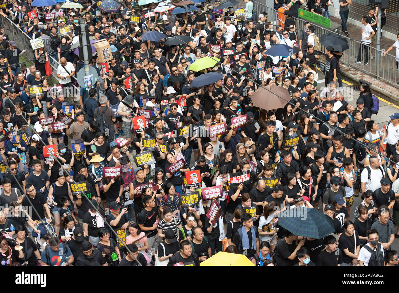 Large group of people full view hi-res stock photography and images - Alamy