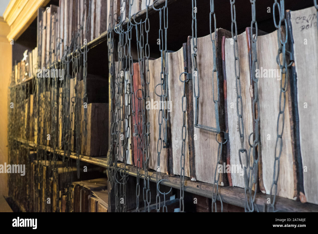 Chained library hi-res stock photography and images - Alamy