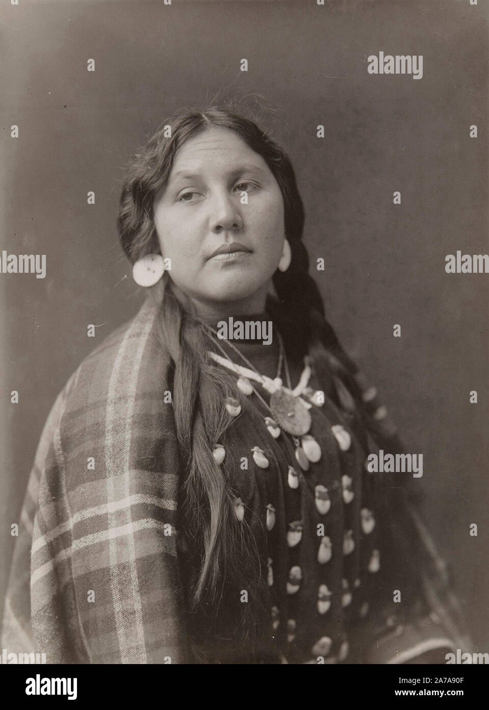 White shell woman native american hi-res stock photography and images ...