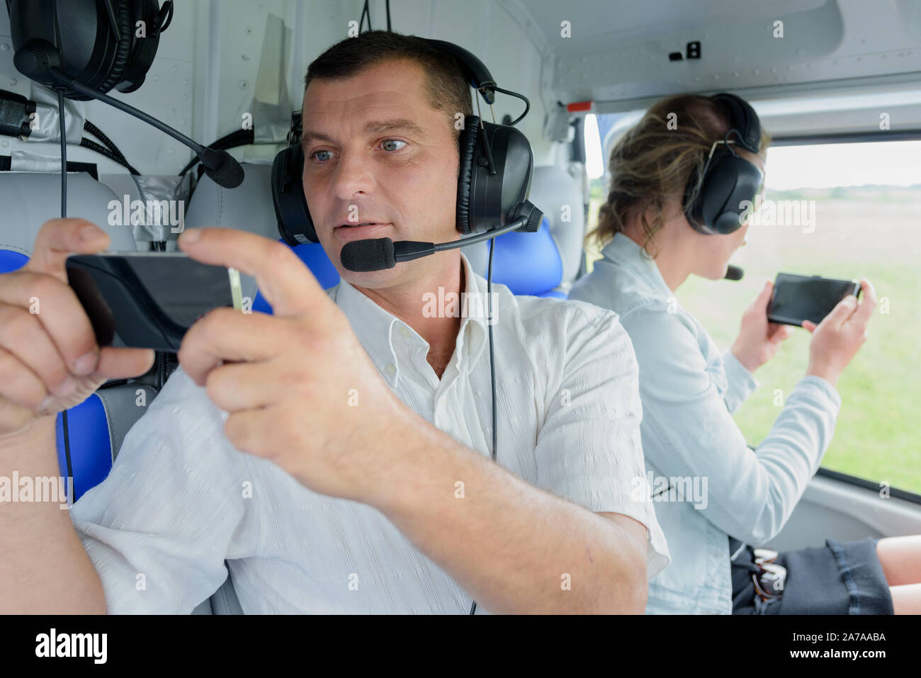 airline pilot using smart phone Stock Photo - Alamy