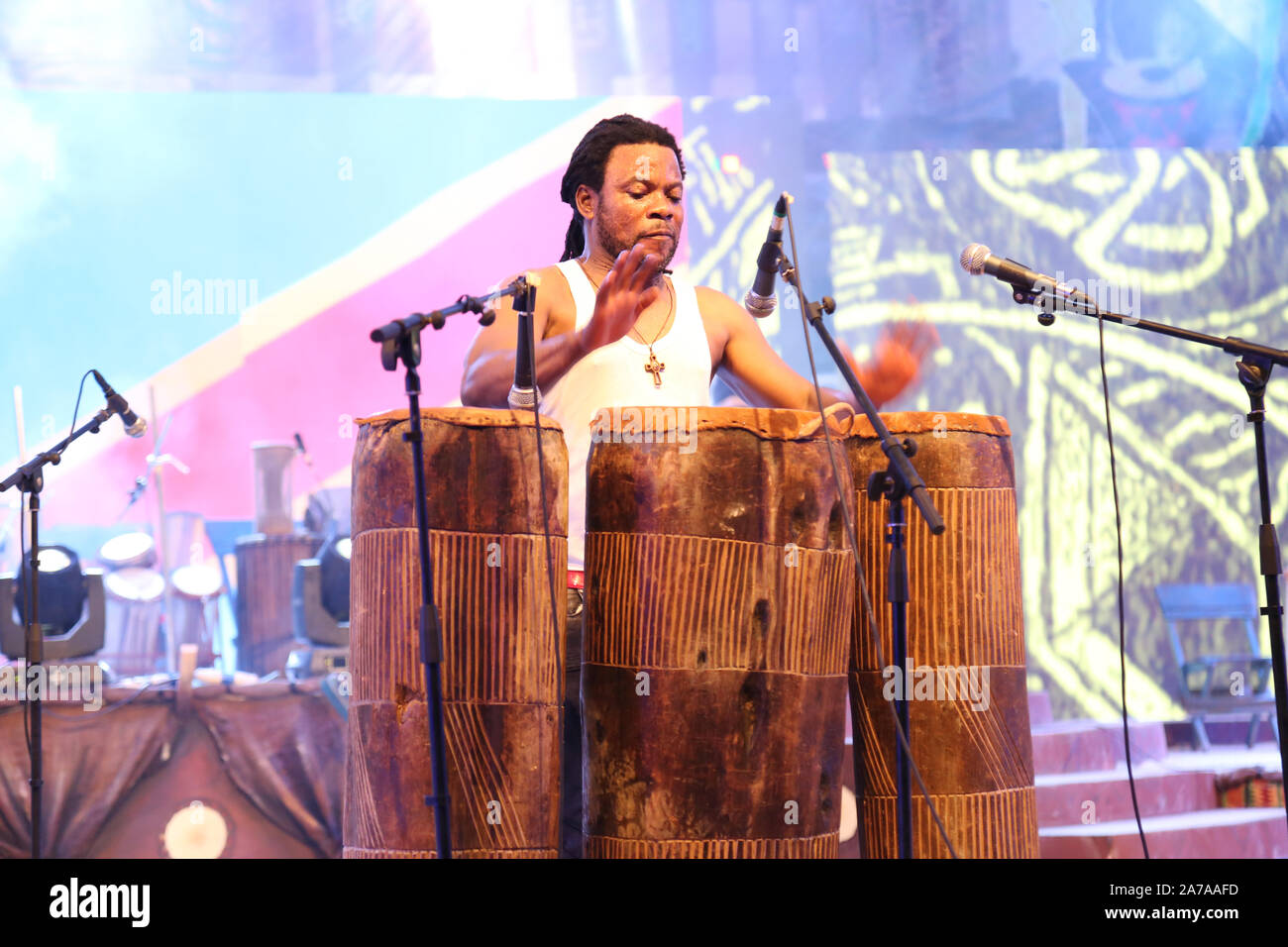 African drummer hi-res stock photography and images - Alamy