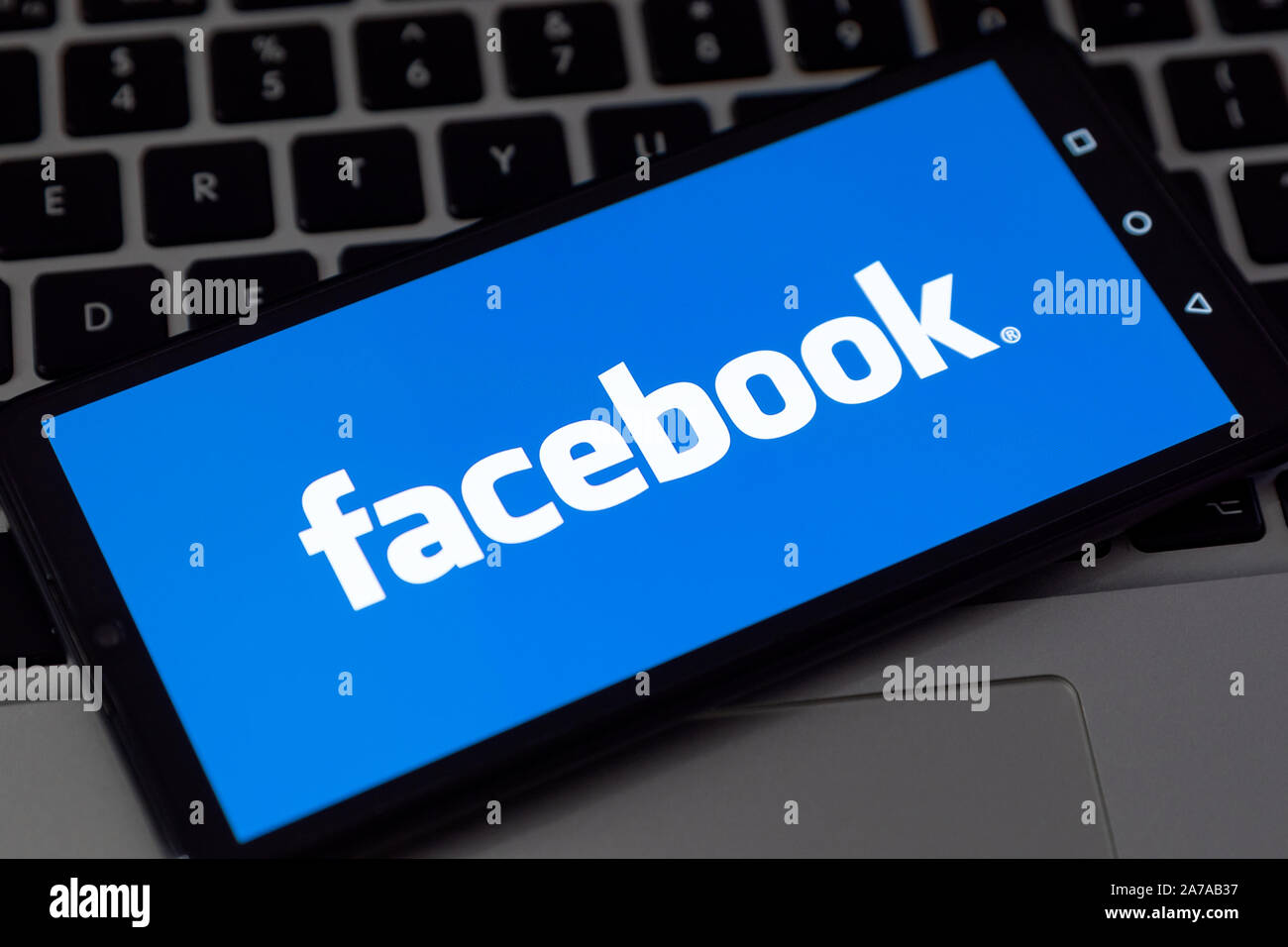 Facebook logo phone hi-res stock photography and images - Alamy