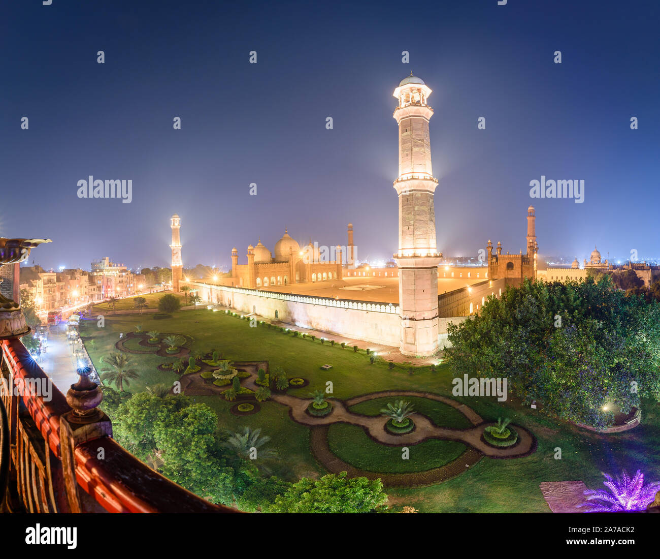Badshahi mosque is the most famous mosque of Pakistan, located in ...