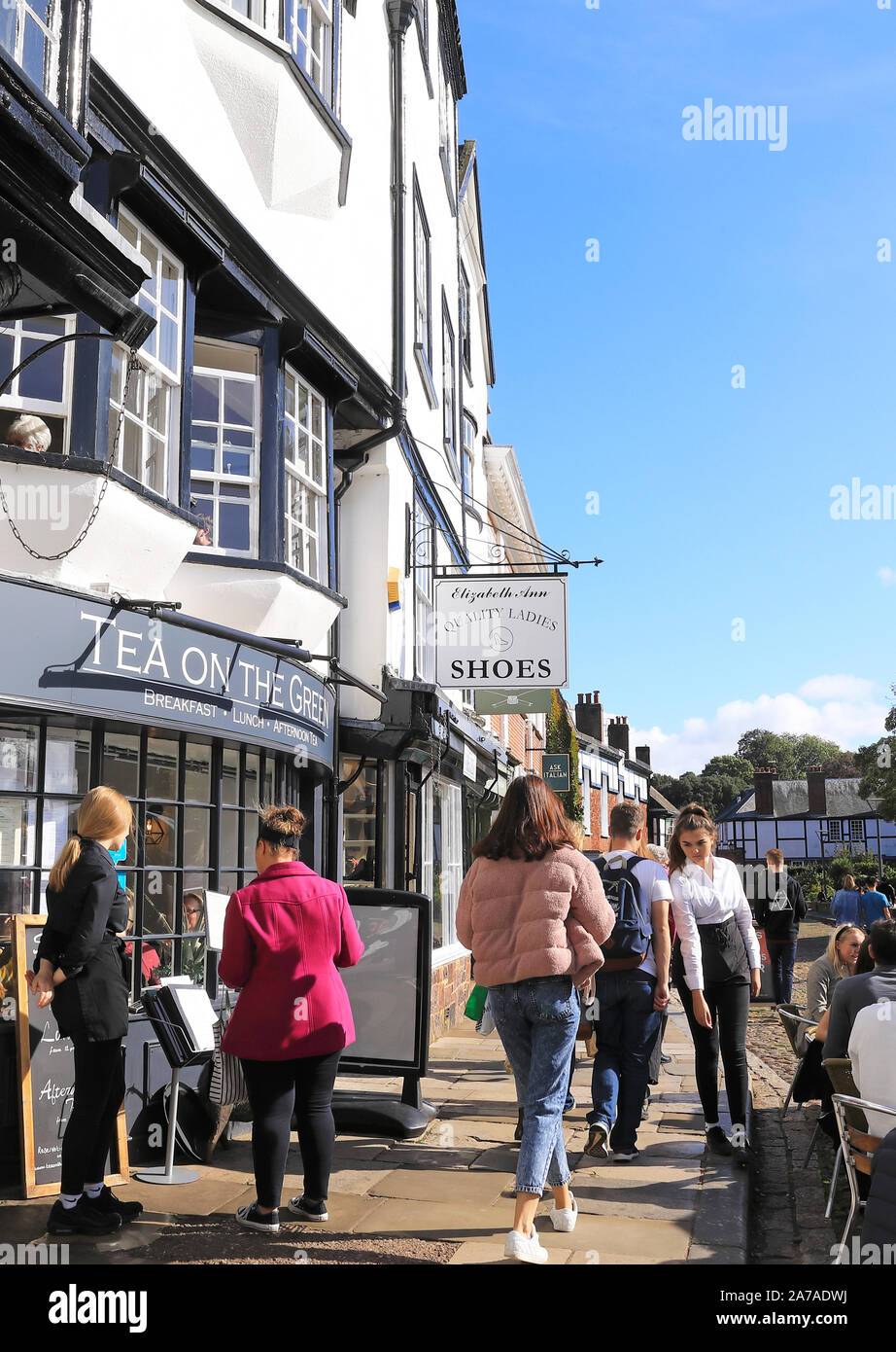 Shops and cafe close cathedral hi-res stock photography and images - Alamy