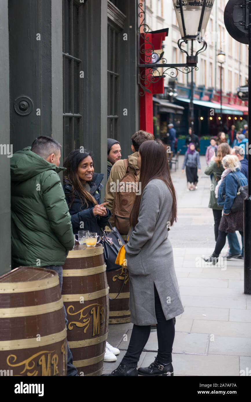 Conversation young people hi-res stock photography and images - Alamy