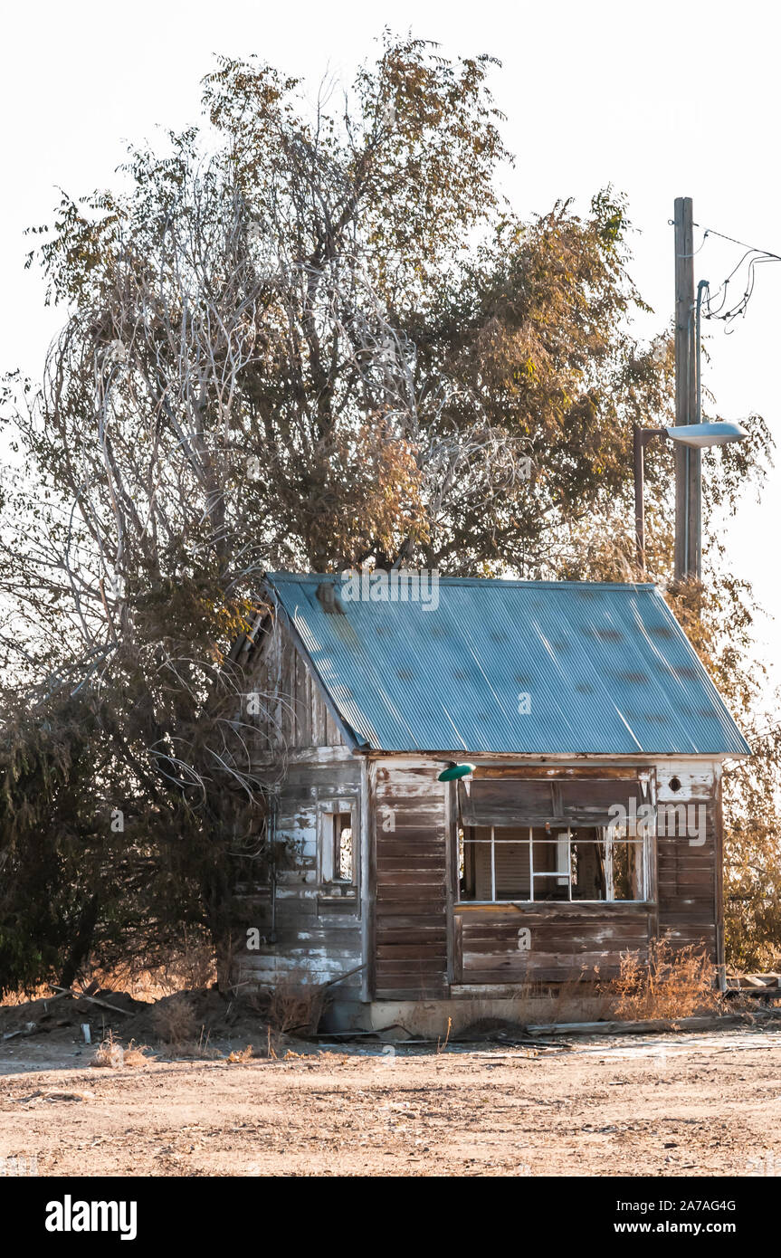 Run down house exterior hi-res stock photography and images - Alamy